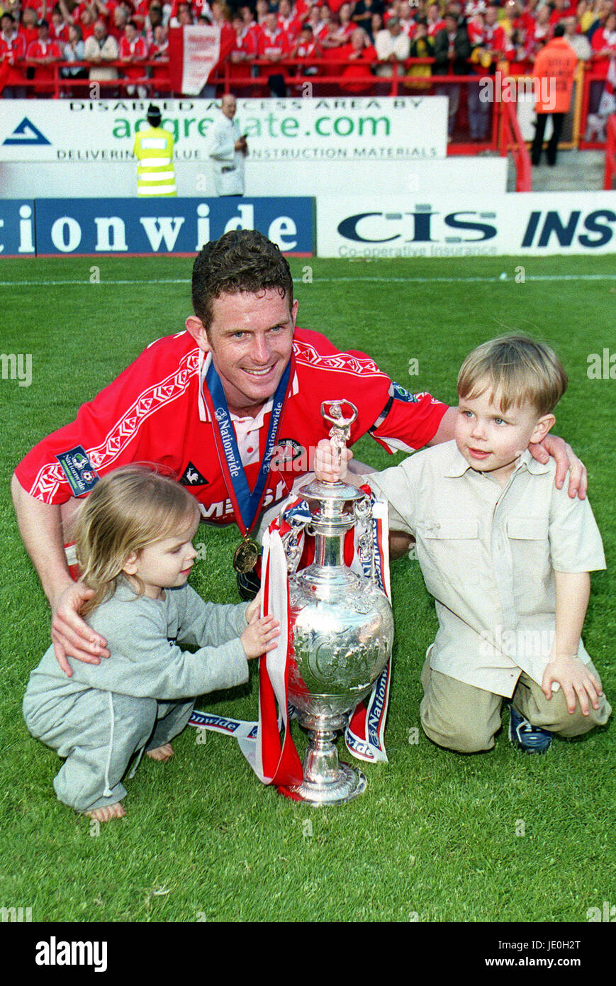 Mark kinsella charlton trophy hi-res stock photography and images - Alamy