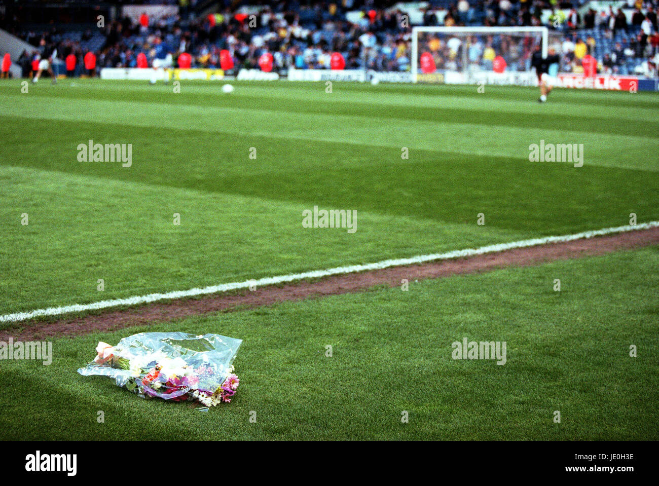 TRIBUTE TO FANS LEEDS UNITED FC 18 April 2000 Stock Photo - Alamy