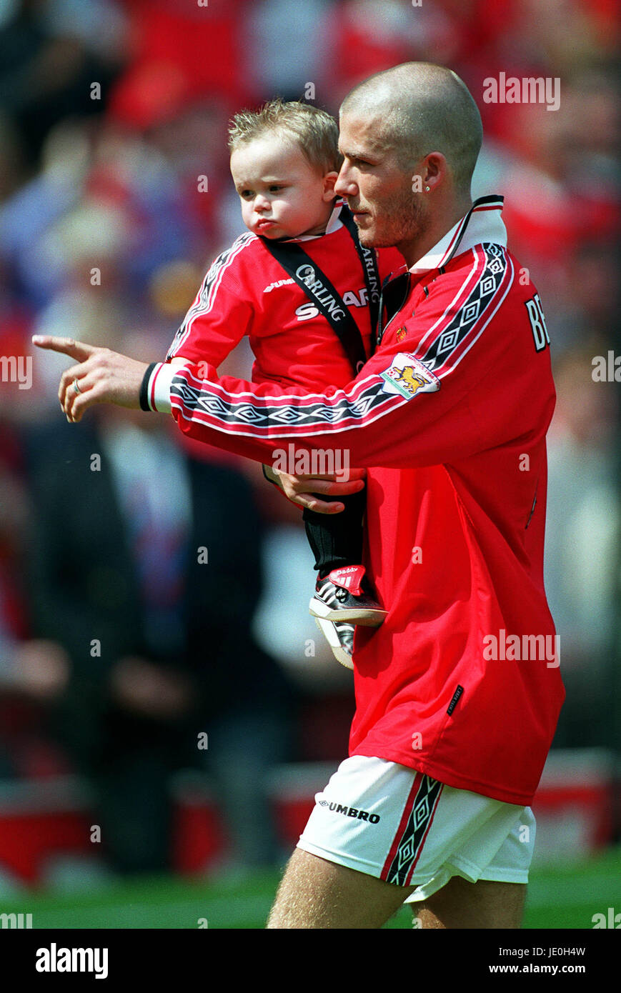 DAVID BECKHAM WITH BROOKLYN MANCHESTER UNITED FC 06 May 2000 Stock ...