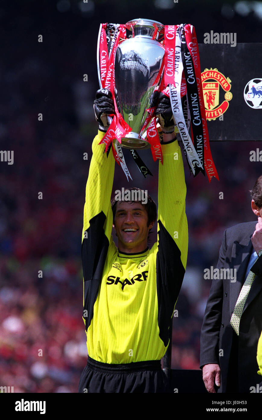 RAIMOND VAN DER GOUW MANCHESTER UNITED FC 06 May 2000 Stock Photo - Alamy
