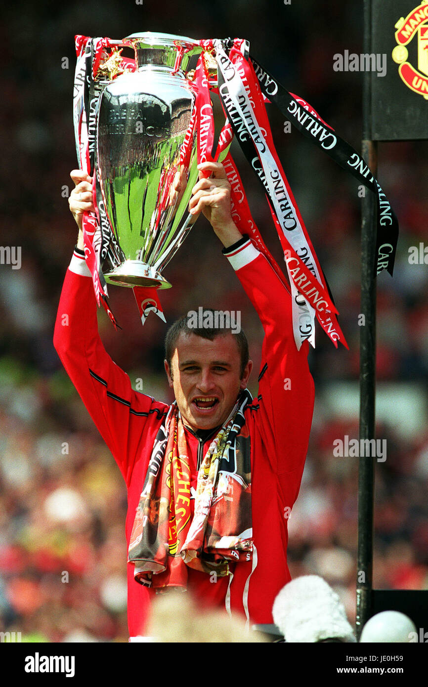 RONNIE WALLWORK MANCHESTER UNITED FC 06 May 2000 Stock Photo - Alamy