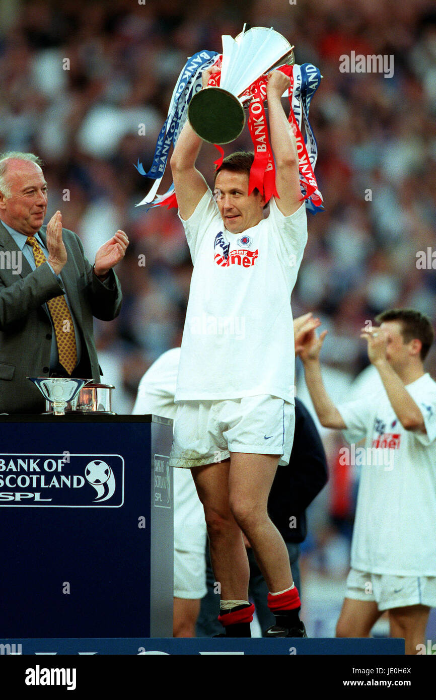 BILLY DODDS LIFTS TROPHY GLASGOW RANGERS LEAGUE CHAMPS 30 April 2000 ...