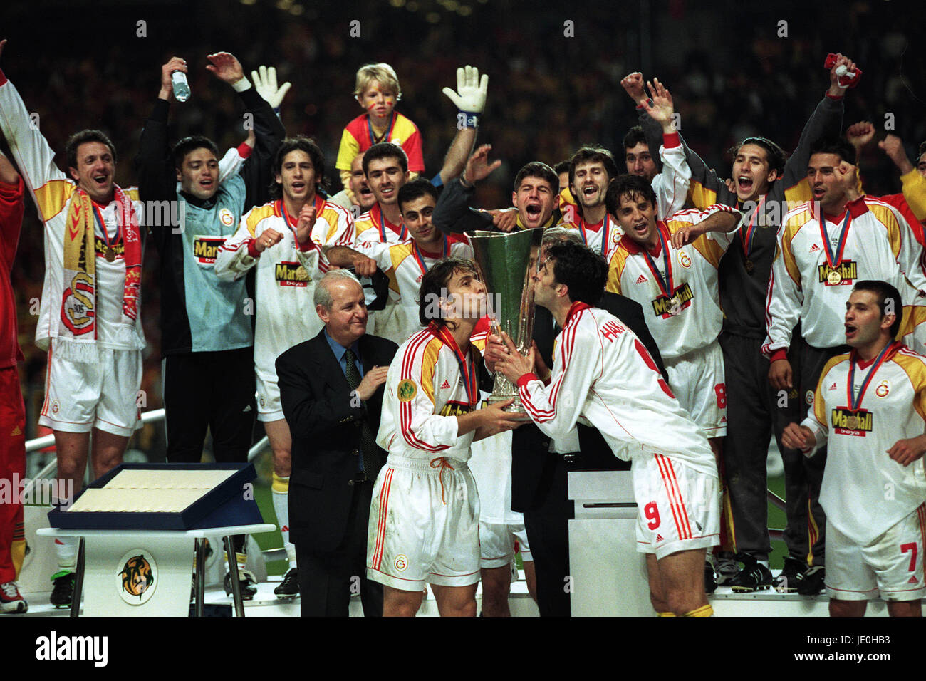 GALATASARAY SK UEFA CUP CHAMPIONS 2000 17 May 2000 Stock Photo - Alamy