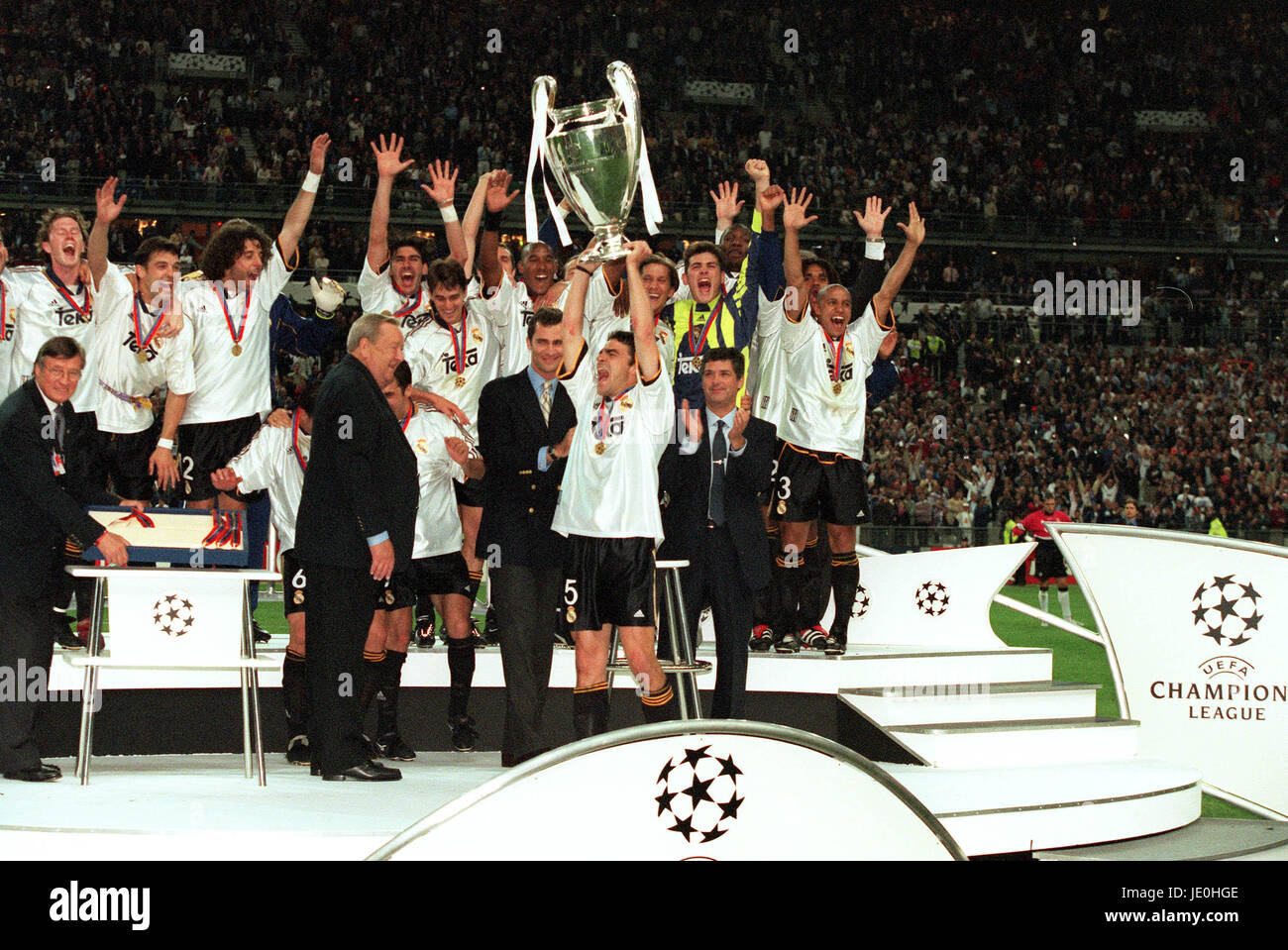 MANUEL SANCHIS LIFTS TROPHY REAL MADRID V VALENCIA 24 May 2000 Stock ...