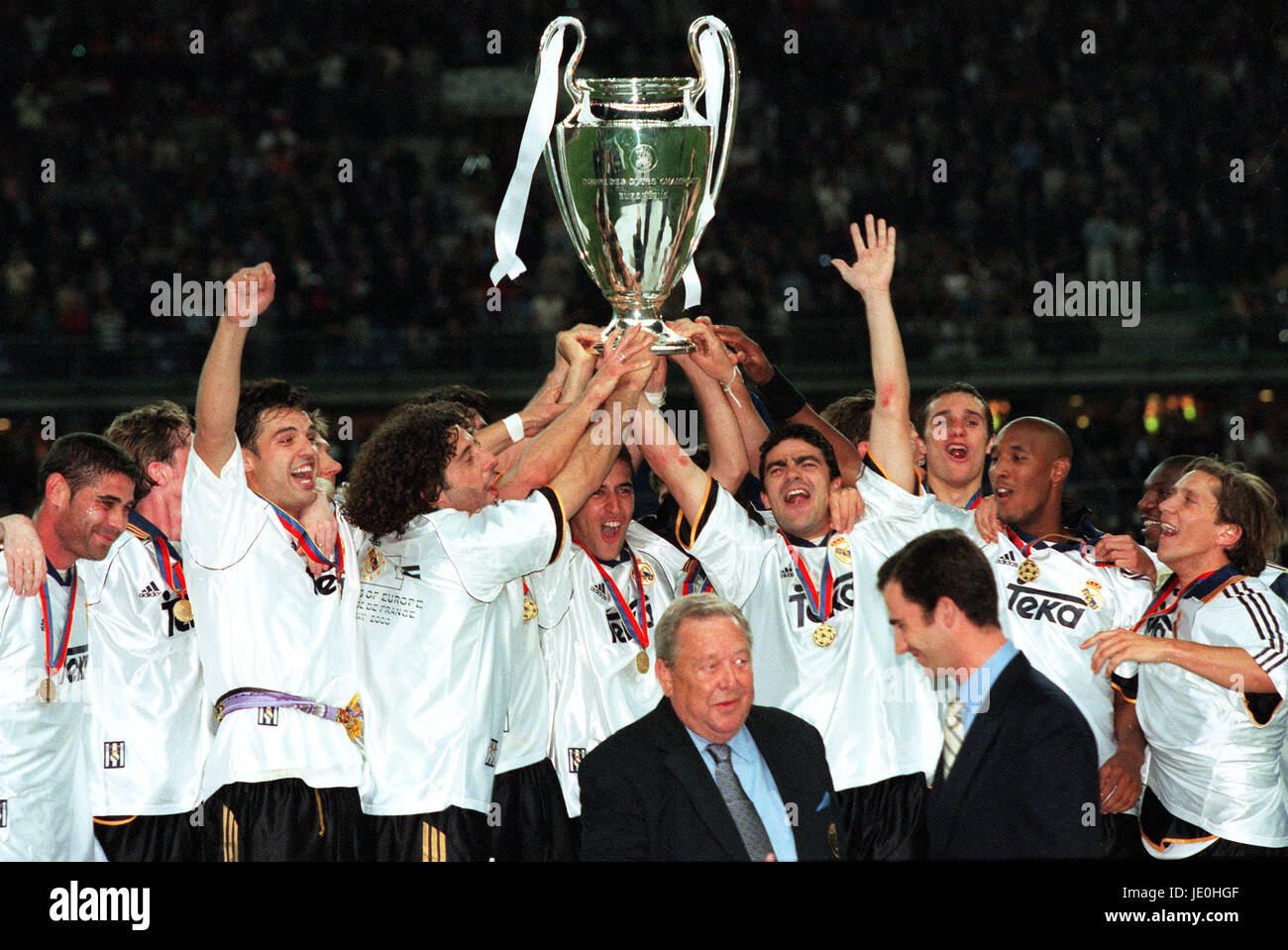 REAL MADRID PLAYERS WITH CUP REAL MADRID V VALENCIA 24 May 2000 Stock ...