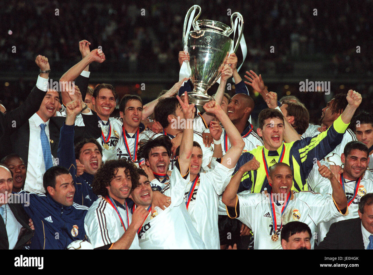REAL MADRID PLAYERS WITH CUP REAL MADRID V VALENCIA 24 May 2000 Stock ...