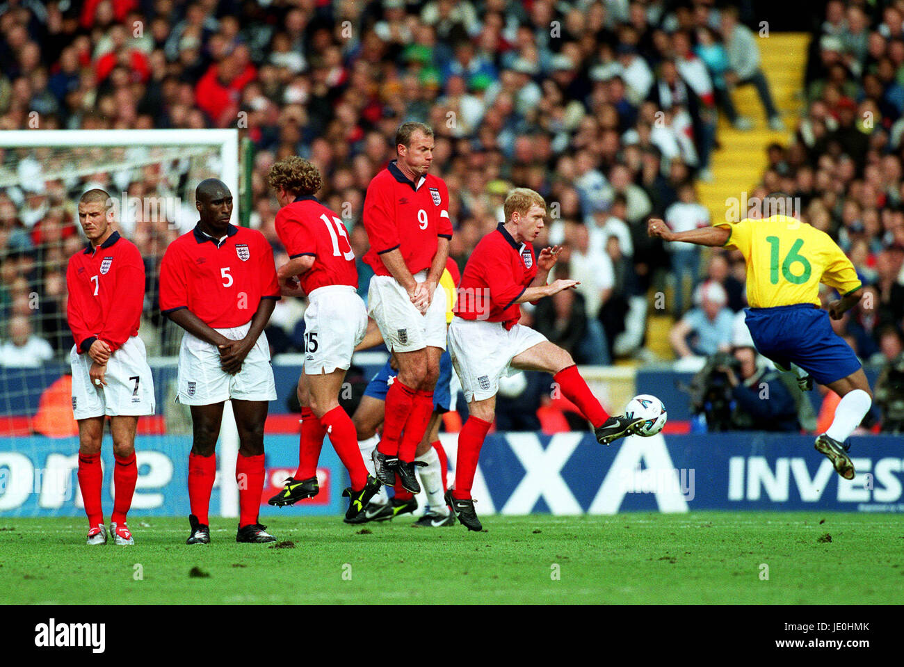 ROBERTO CARLOS FREE KICK ENGLAND V BRAZIL 27 May 2000 Stock Photo - Alamy