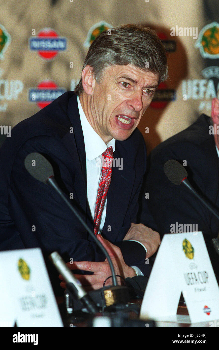 Arsene wenger 2000 hi-res stock photography and images - Alamy