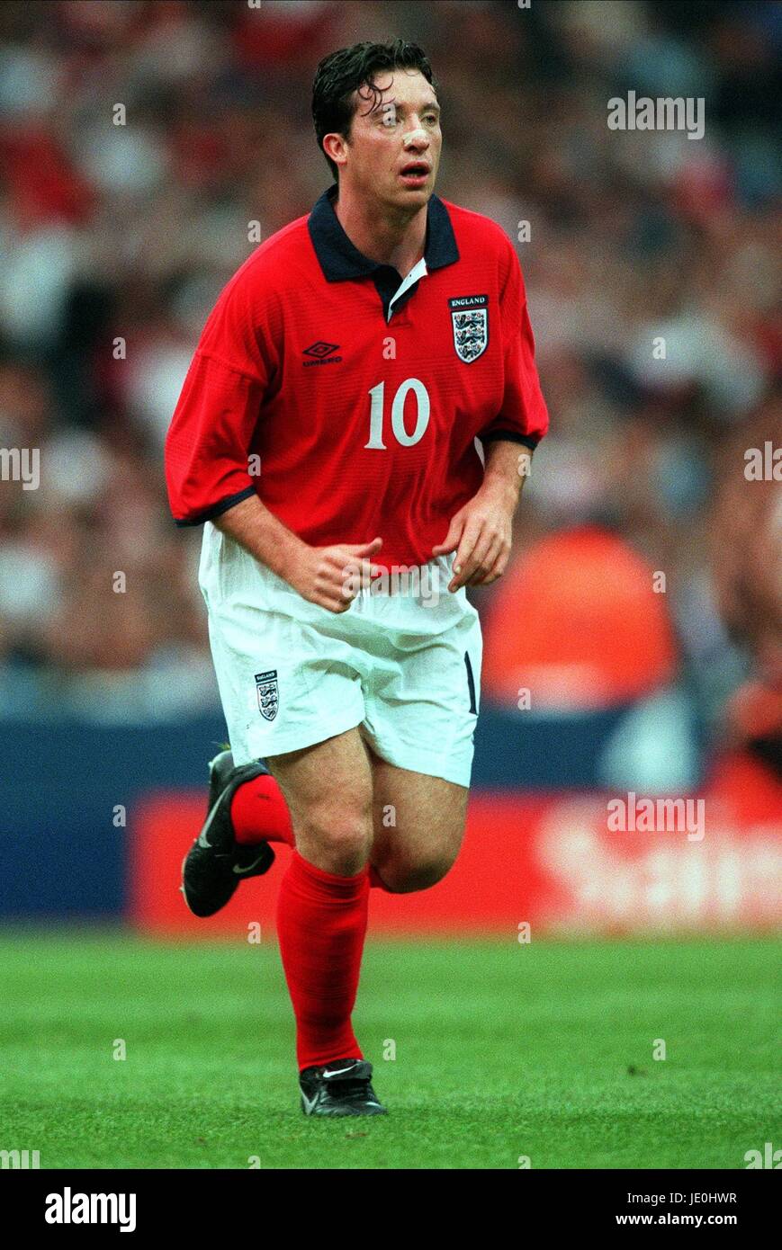 ROBBIE FOWLER ENGLAND & LIVERPOOL FC 31 May 2000 Stock Photo - Alamy