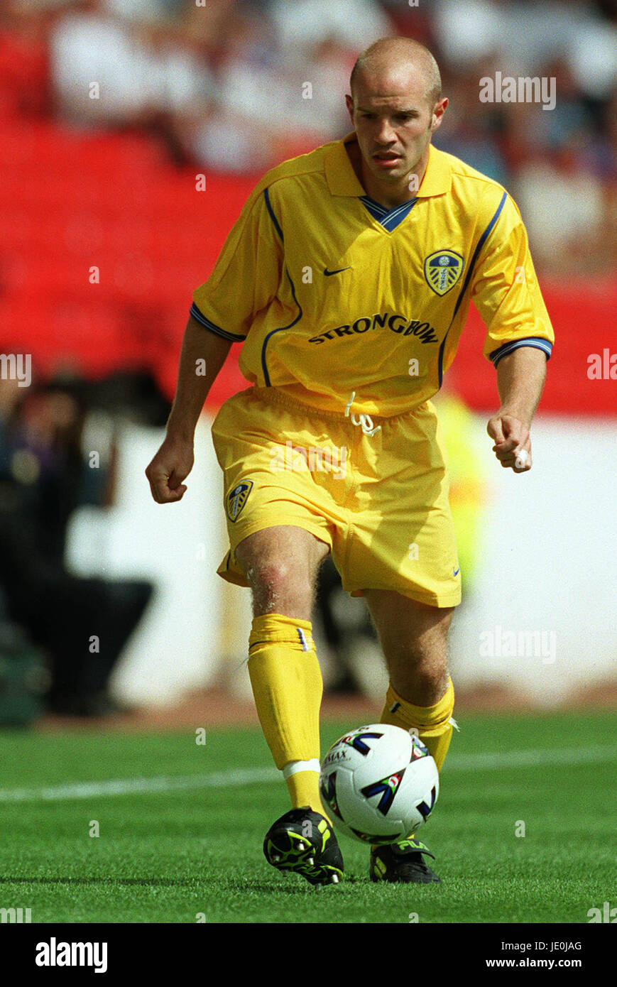 DANNY MILLS LEEDS UNITED FC 31 July 2000 Stock Photo - Alamy