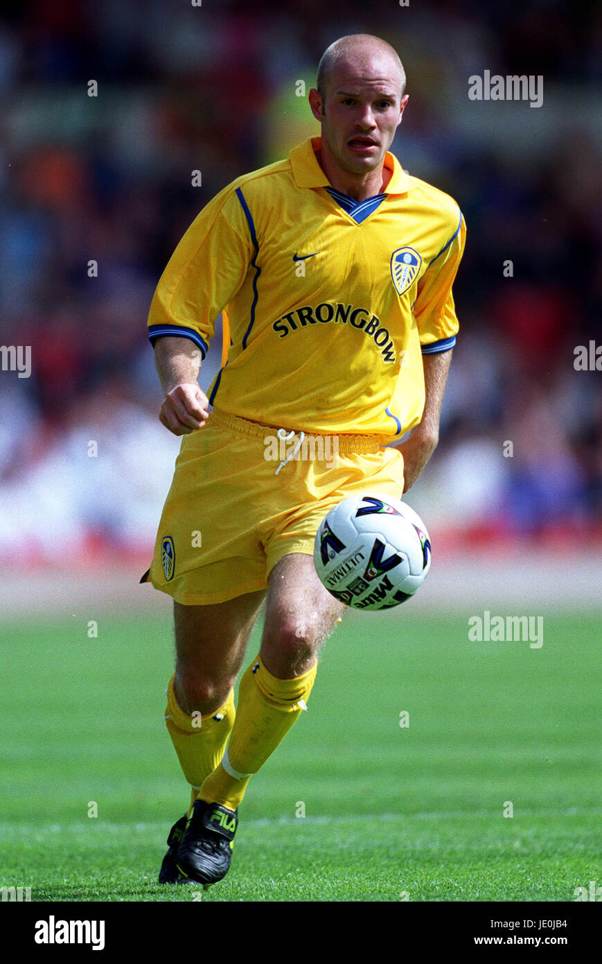 DANNY MILLS LEEDS UNITED FC 31 July 2000 Stock Photo - Alamy