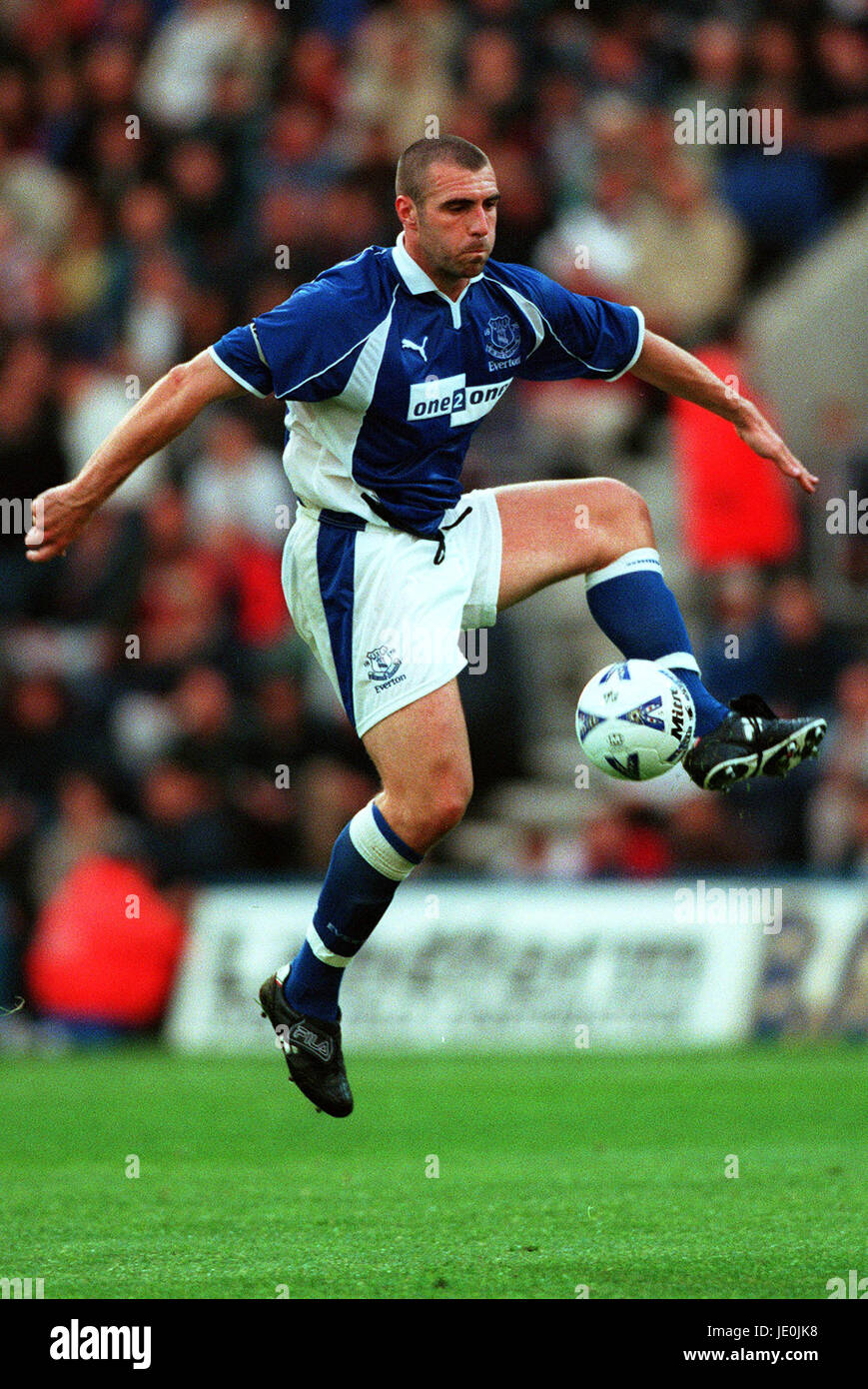 DAVID UNSWORTH EVERTON FC 31 July 2000 Stock Photo - Alamy