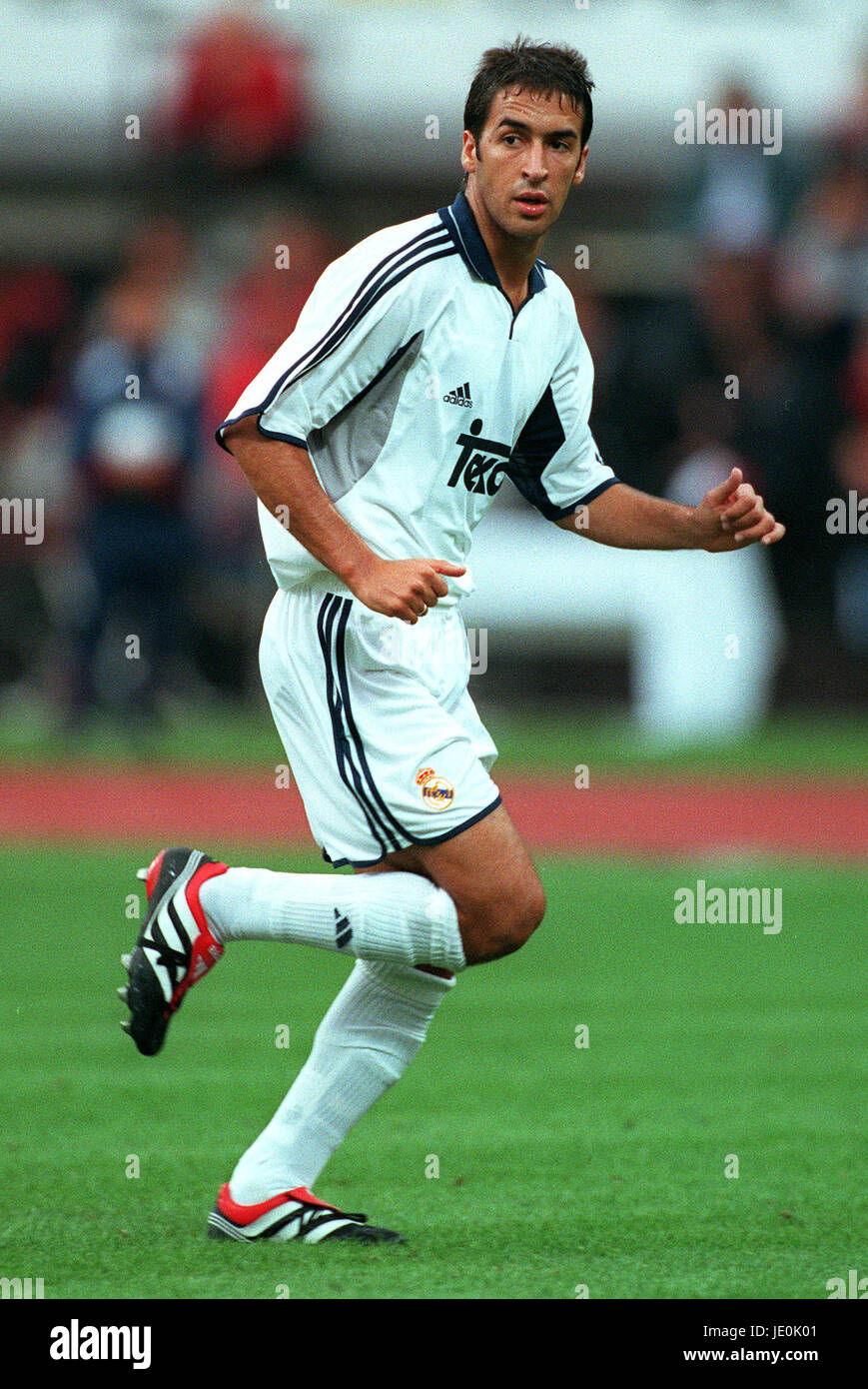 Raul real madrid 2000 hi-res stock photography and images - Alamy