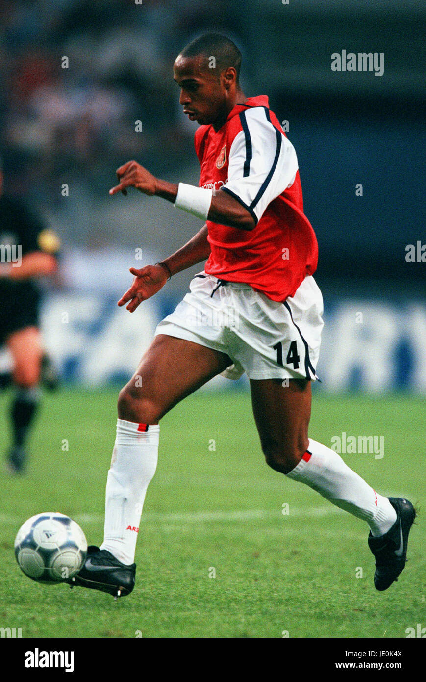 THIERRY HENRY ARSENAL FC 05 August 2000 Stock Photo - Alamy