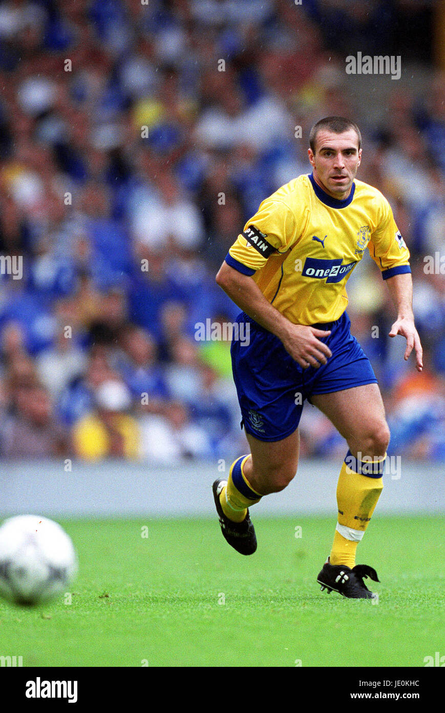 DAVID UNSWORTH EVERTON FC 12 August 2000 Stock Photo - Alamy
