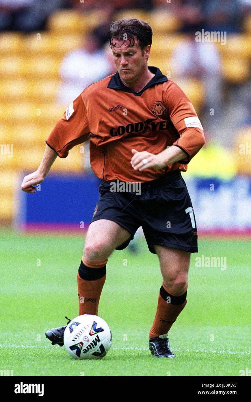 ANDY SINTON WOLVERHAMPTON WANDERERS FC 14 August 2000 Stock Photo - Alamy