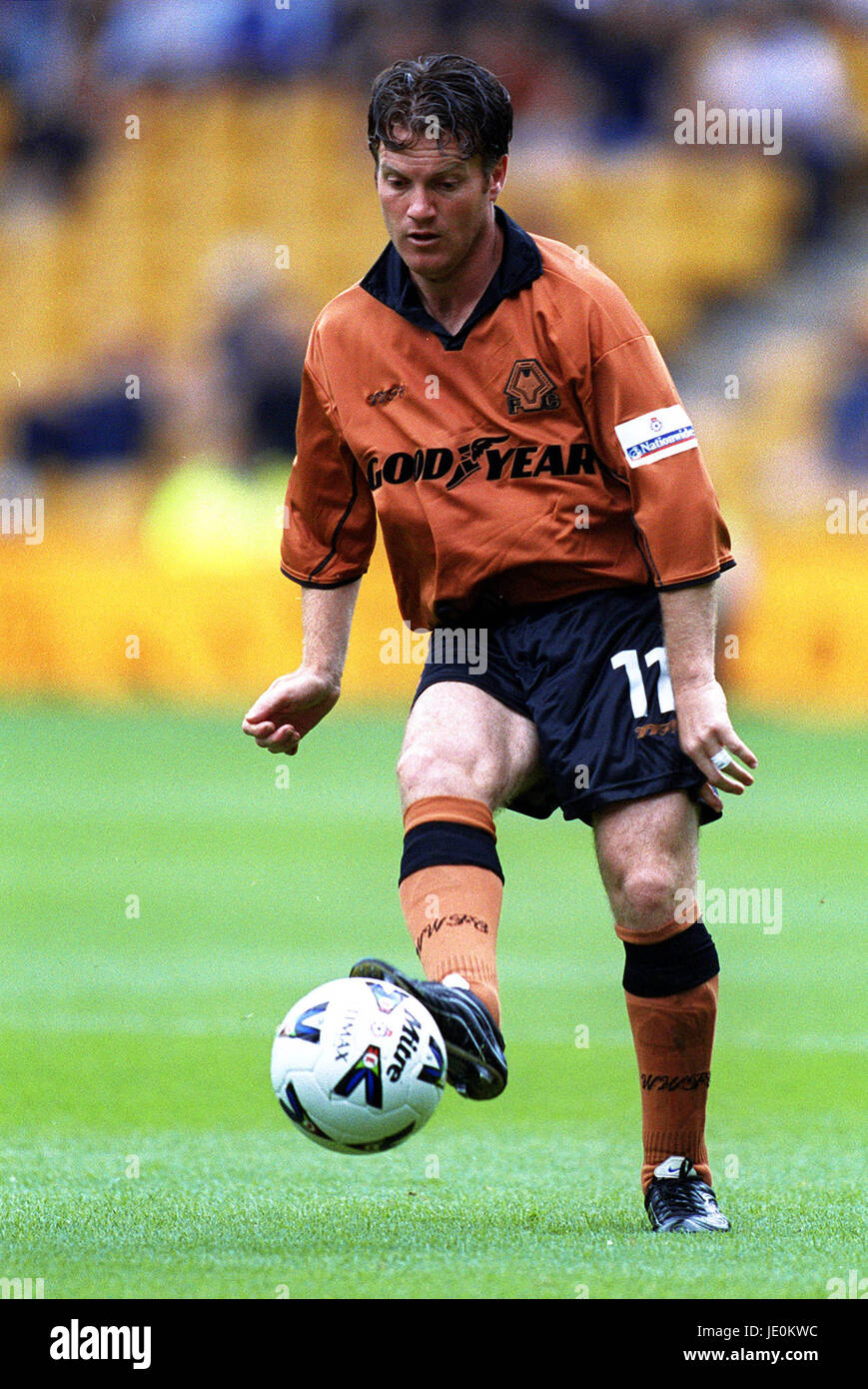 ANDY SINTON WOLVERHAMPTON WANDERERS FC 14 August 2000 Stock Photo - Alamy