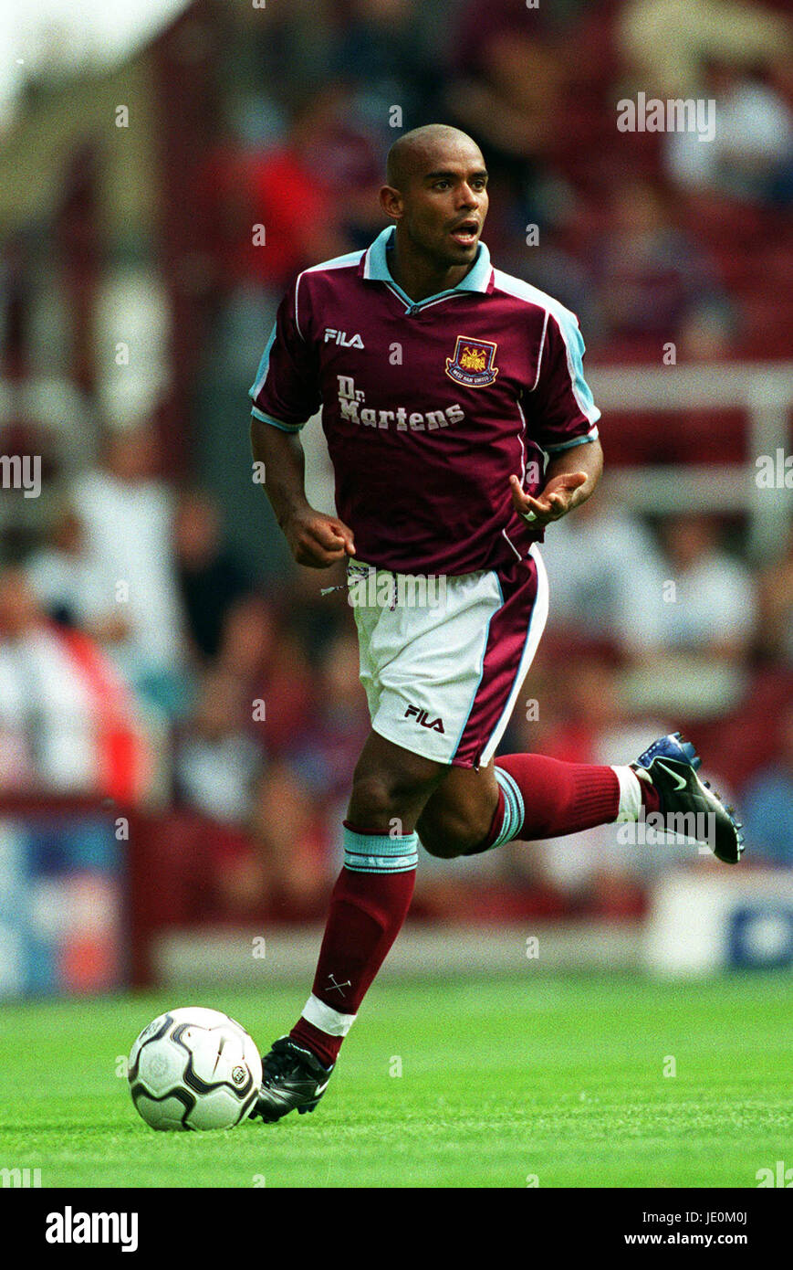 Trevor sinclair england west ham hi-res stock photography and images ...