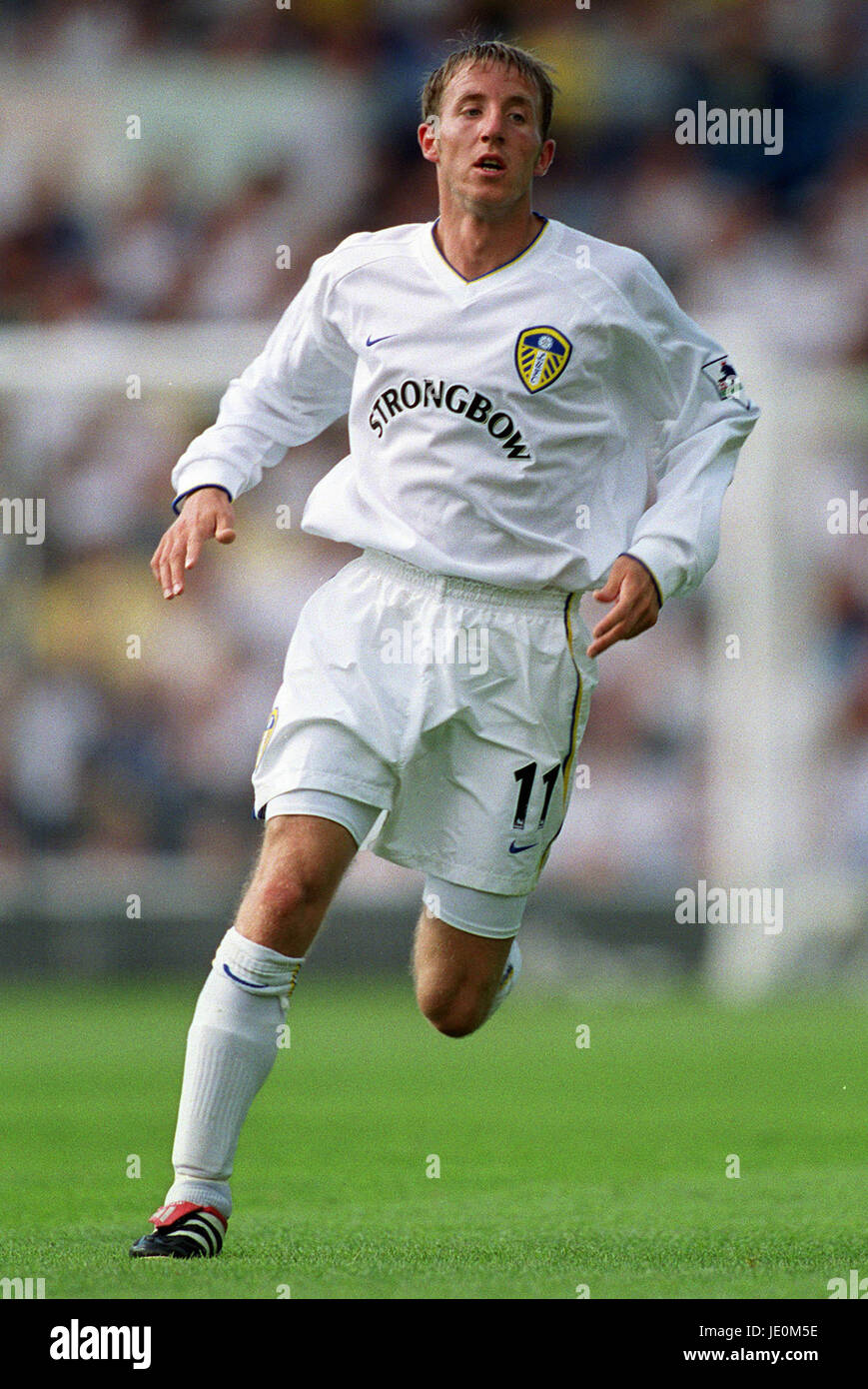 LEE BOWYER LEEDS UNITED FC LEEDS ELLAND ROAD 19 August 2000 Stock Photo ... LEE BOWYER LEEDS UNITED FC LEEDS ELLAND ROAD 19 August 2000 Stock Photo ...