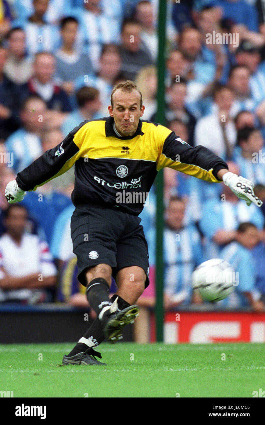 MARK SCHWARZER MIDDLESBROUGH FC 19 August 2000 Stock Photo - Alamy