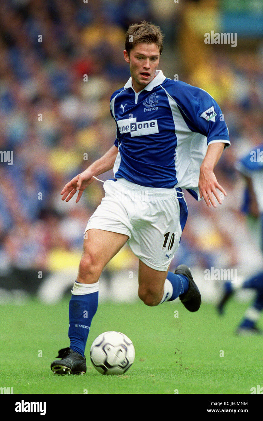 STEPHEN HUGHES EVERTON FC M 26 August 2000 Stock Photo - Alamy