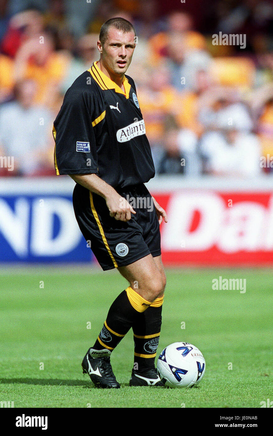 DEREK WHYTE ABERDEEN FC 27 August 2000 Stock Photo - Alamy