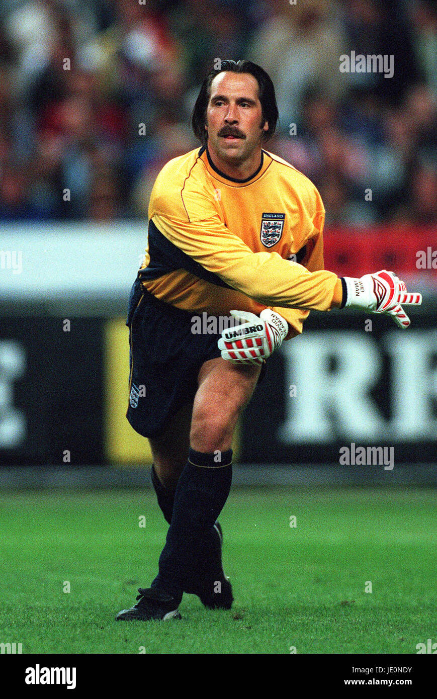 David seaman england 2000 hi-res stock photography and images - Alamy