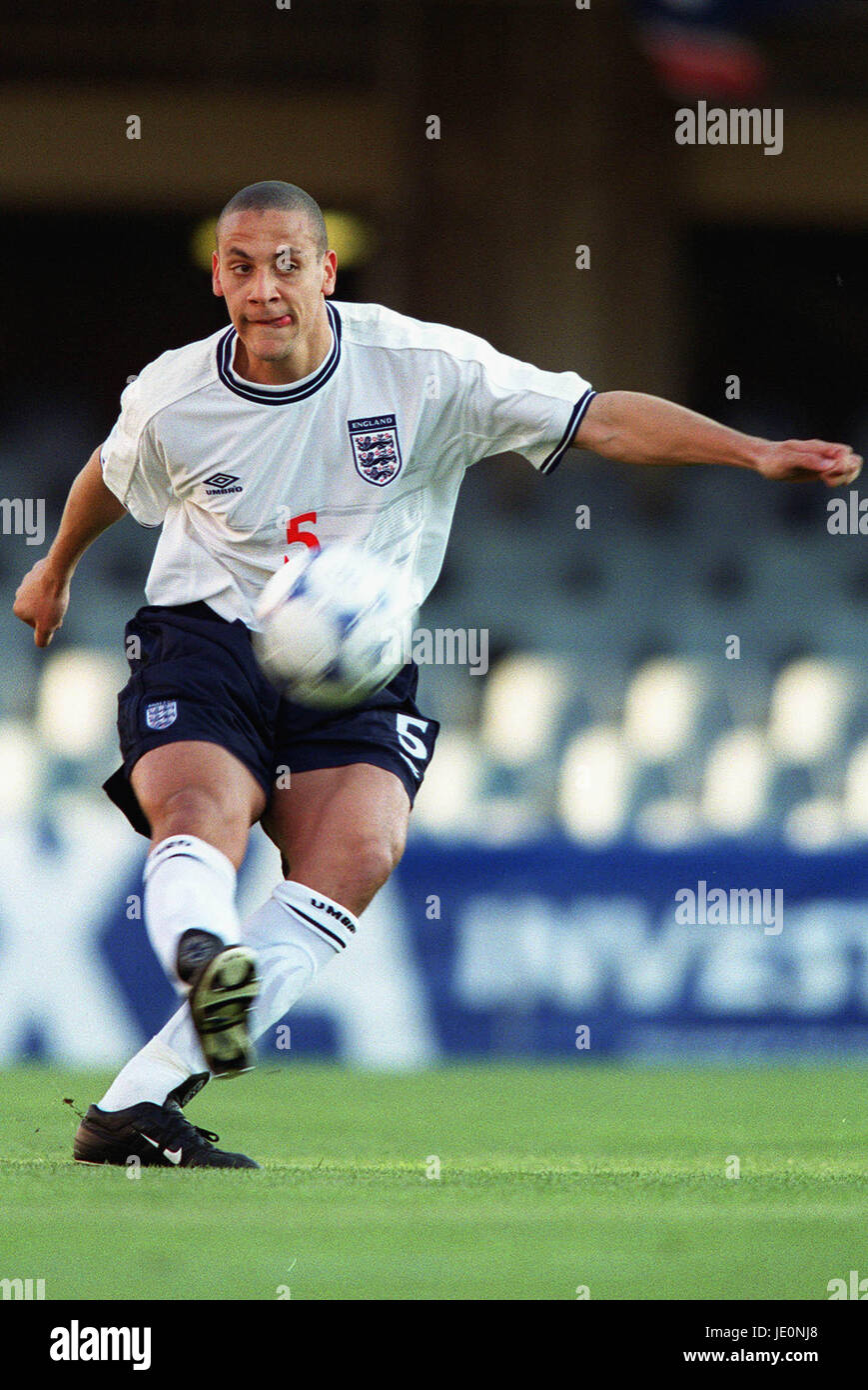 Rio ferdinand england 2000 hi-res stock photography and images - Alamy