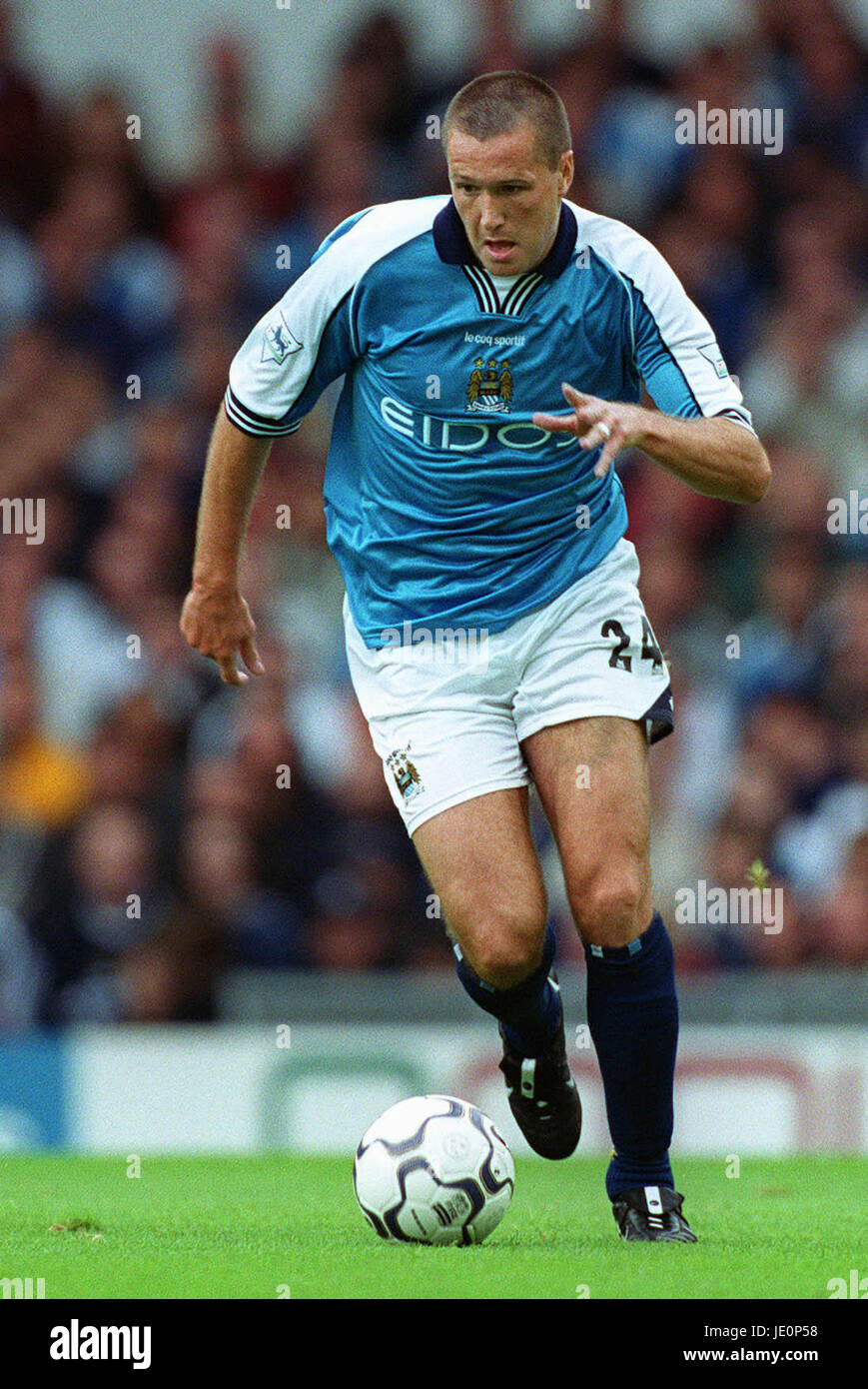 STEVE HOWEY MANCHESTER CITY FC MAINE ROAD 17 September 2000 Stock Photo ...