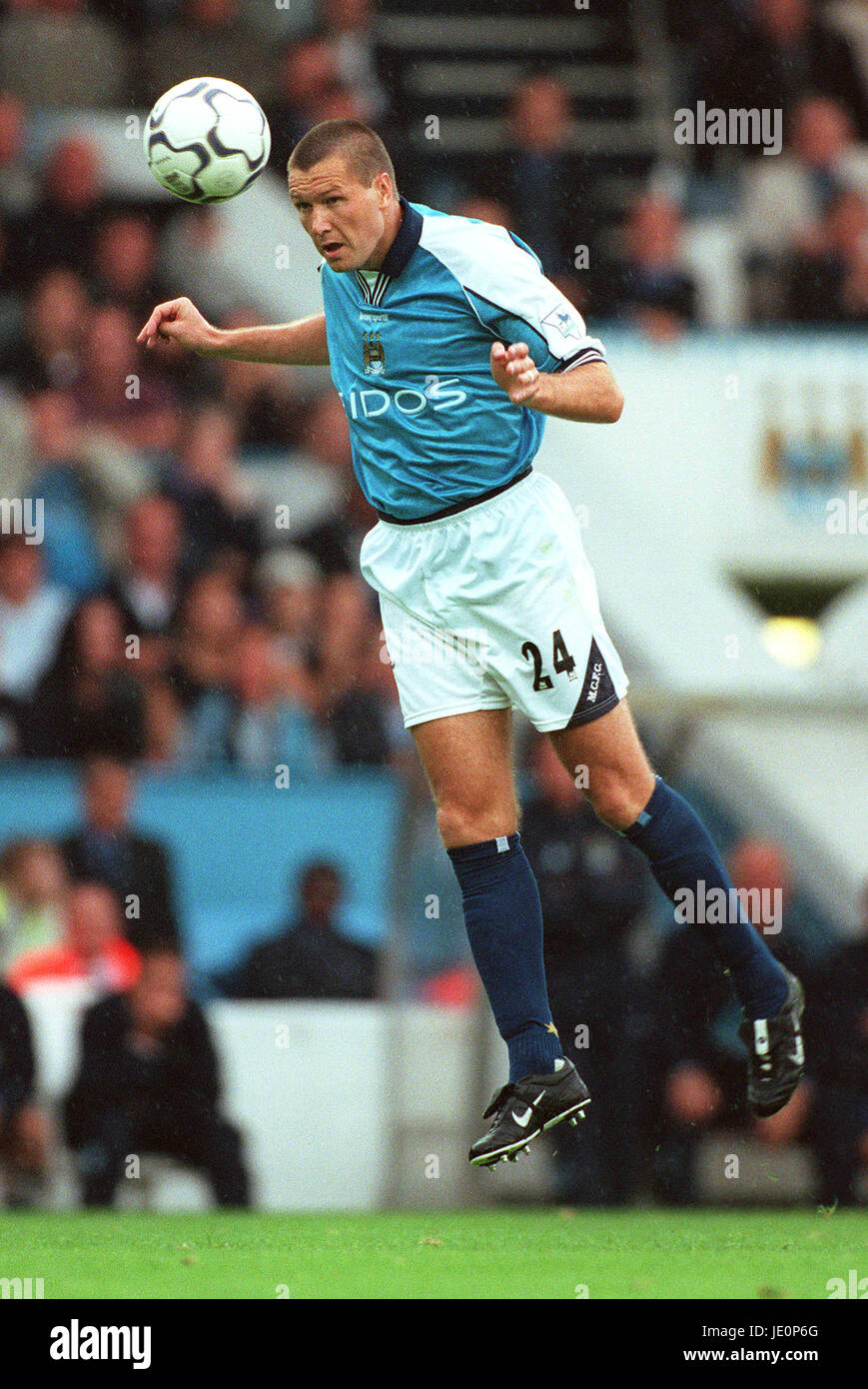 STEVE HOWEY MANCHESTER CITY FC MAINE ROAD 17 September 2000 Stock Photo ...