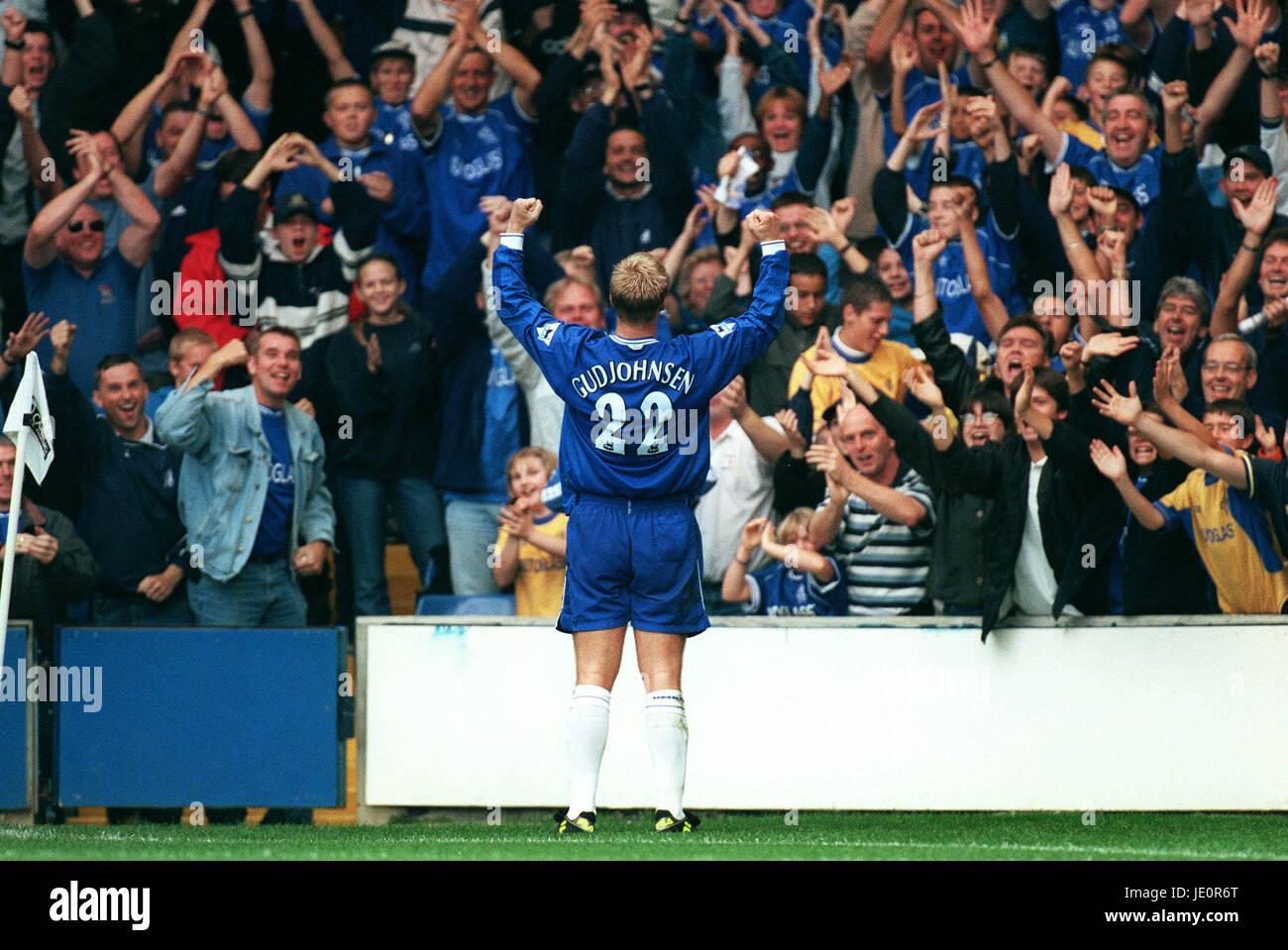 EIDUR GUDJOHNSEN WITH CROWD CHELSEA V LIVERPOOL FC LONDON STAMFORD BRIDGE 01 October 2000 Stock ...