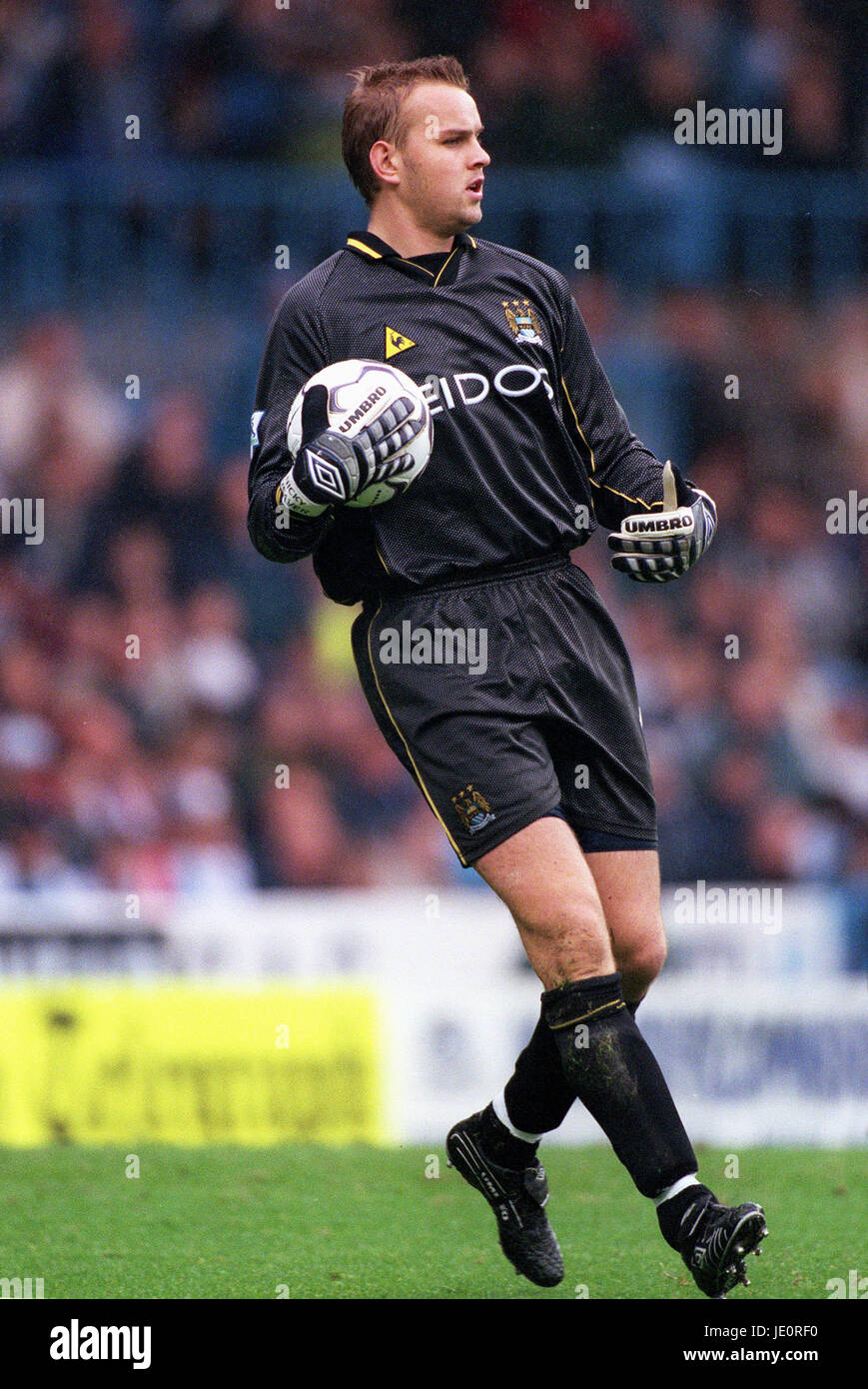 NICKY WEAVER MANCHESTER CITY FC MAINE ROAD MANCHESTER CITY ENGLAND 14 ...