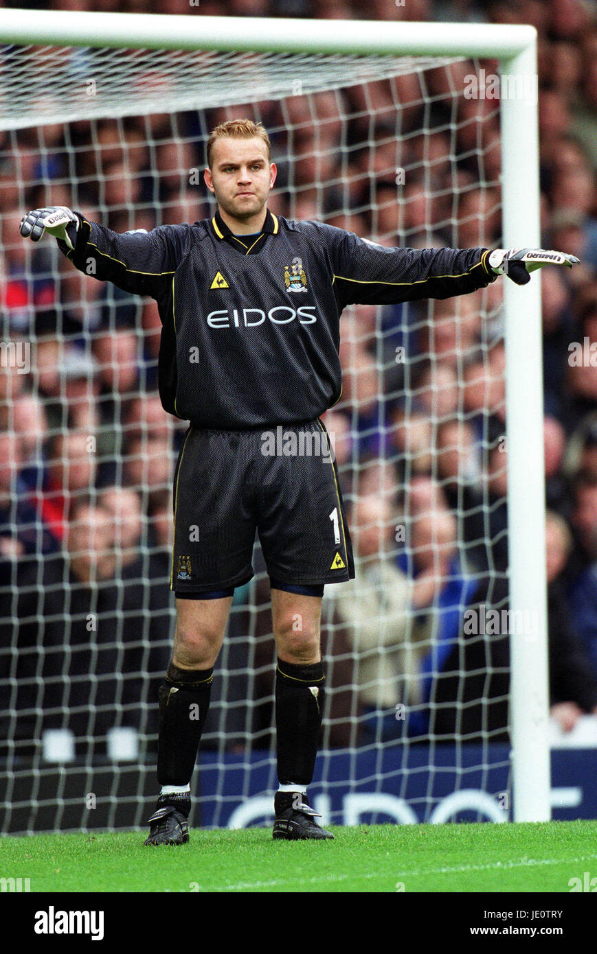 NICKY WEAVER MANCHESTER CITY FC 18 November 2000 Stock Photo - Alamy