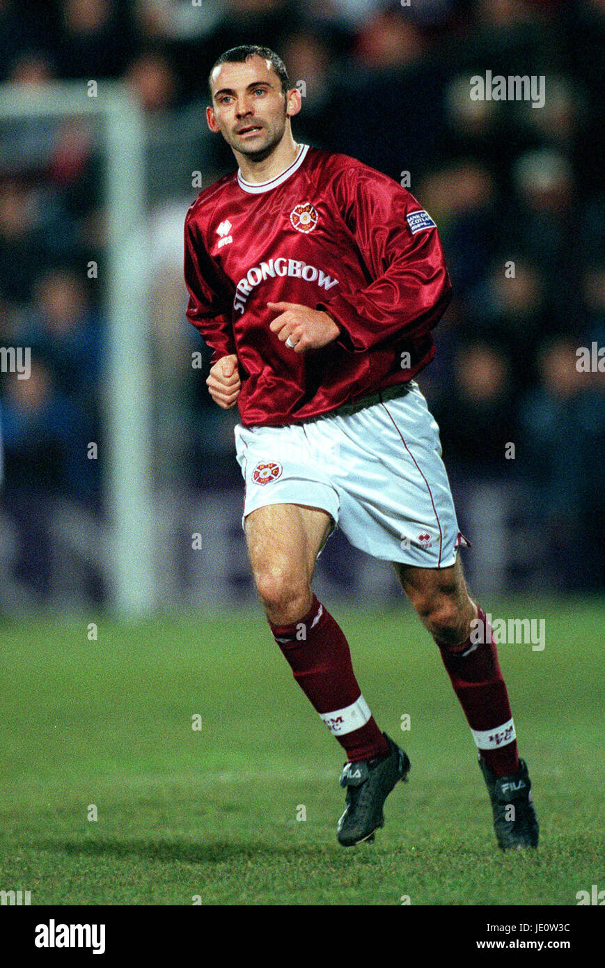 COLIN CAMERON HEARTS OF MIDLOTHIAN FC 02 December 2000 Stock Photo - Alamy