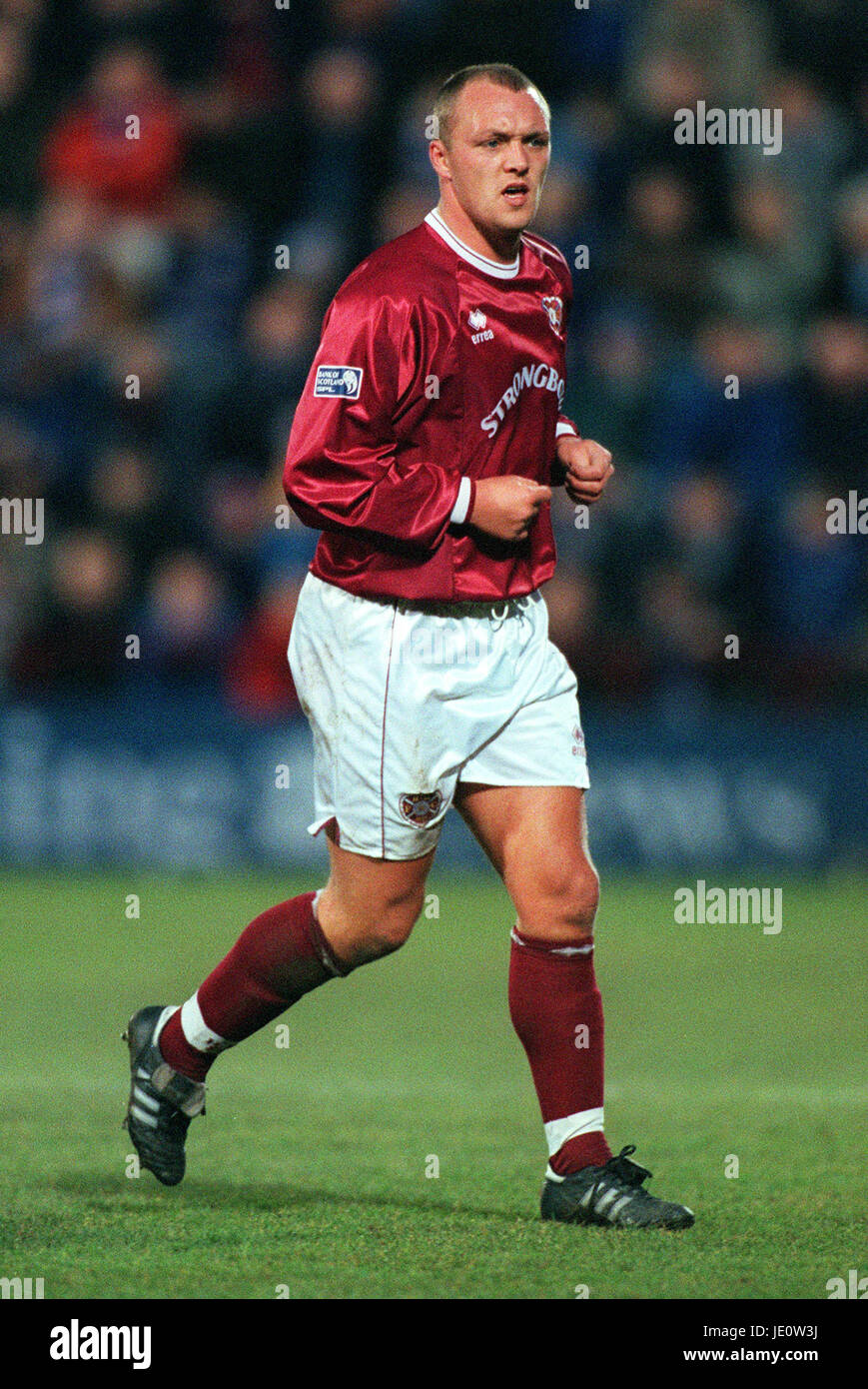 STEVE FULTON HEART OF MIDLOTHIAN FC 02 December 2000 Stock Photo - Alamy