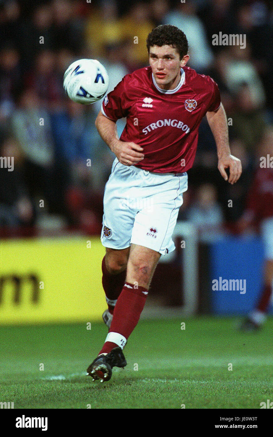 GORDON PETRIC HEART OF MIDLOTHIAN FC 02 December 2000 Stock Photo - Alamy