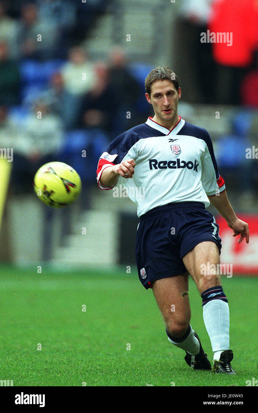 ROBBIE ELLIOTT BOLTON WANDERERS FC 03 December 2000 Stock Photo - Alamy