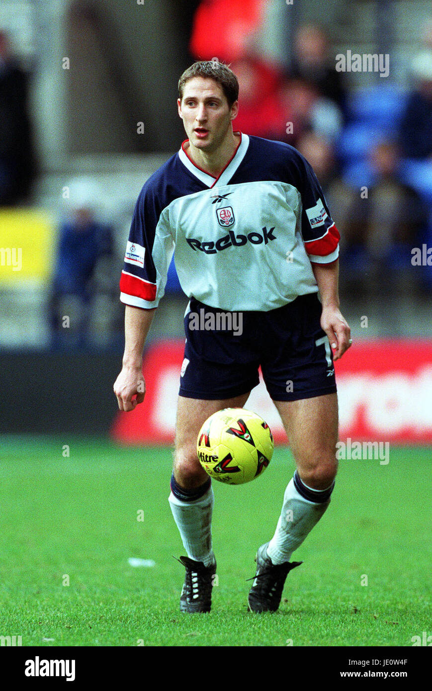 ROBBIE ELLIOTT BOLTON WANDERERS FC 03 December 2000 Stock Photo - Alamy