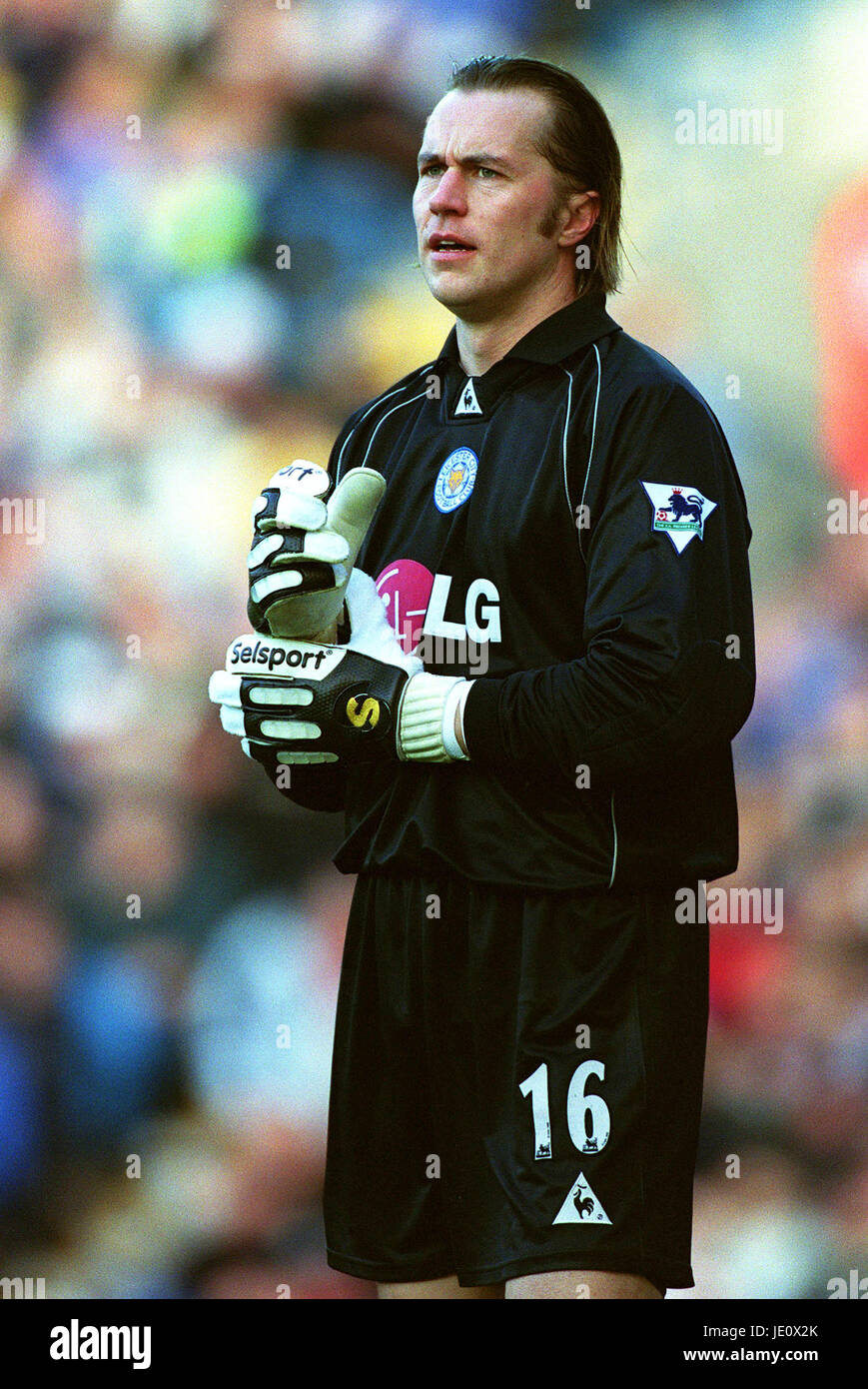 IAN WALKER LEICESTER CITY FC ELLAND ROAD LEEDS 16 December 2001 Stock ...