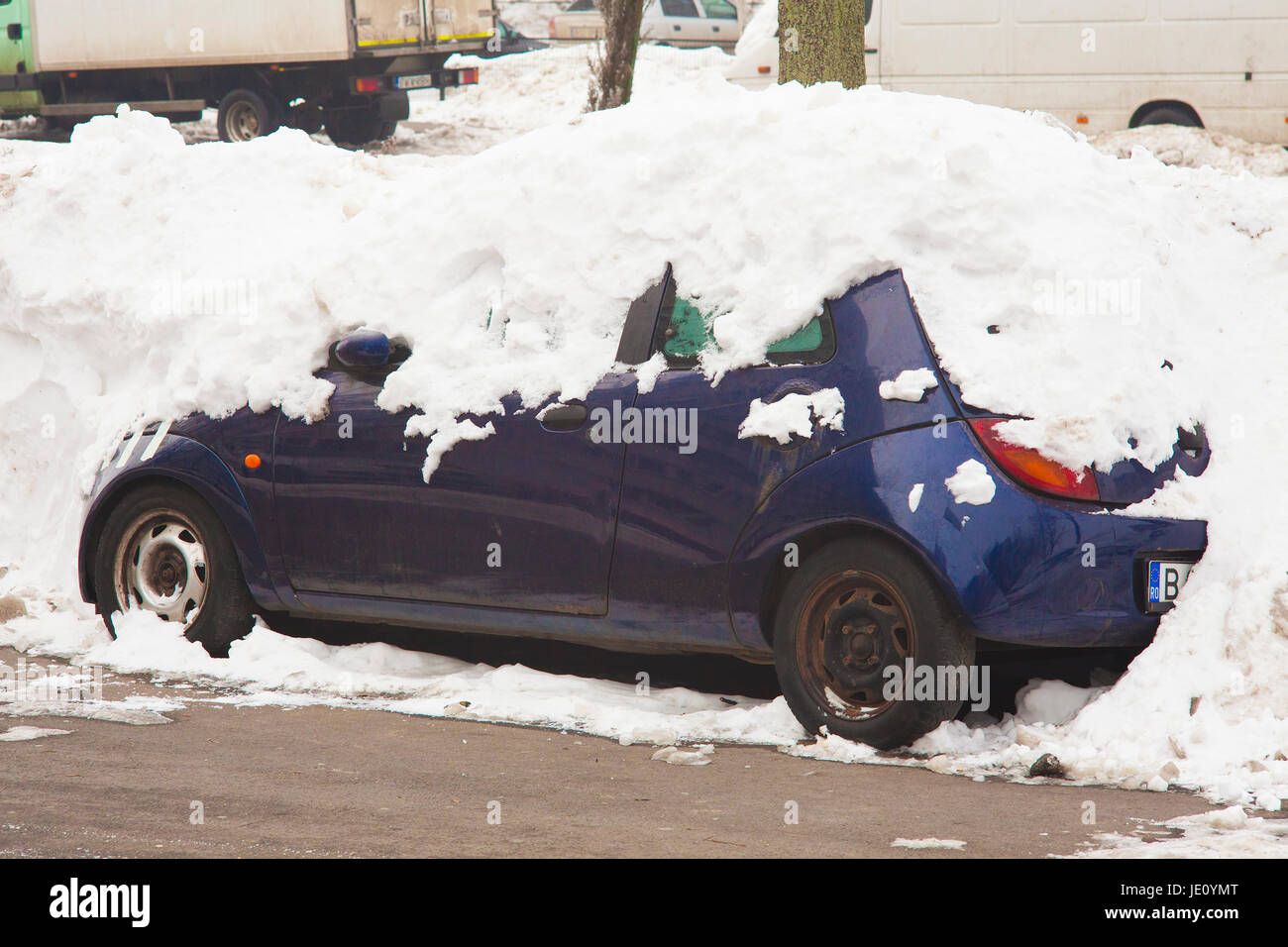 car covered in snow in the city Stock Photo - Alamy