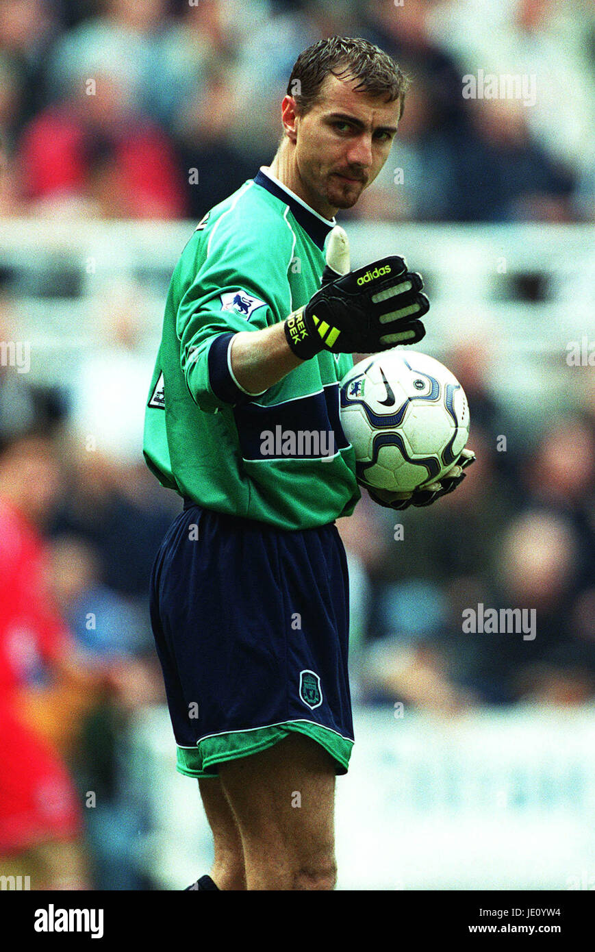 JERZY DUDEK LIVERPOOL FC ST.JAMES PARK NEWCASTLE 30 September 2001 ...