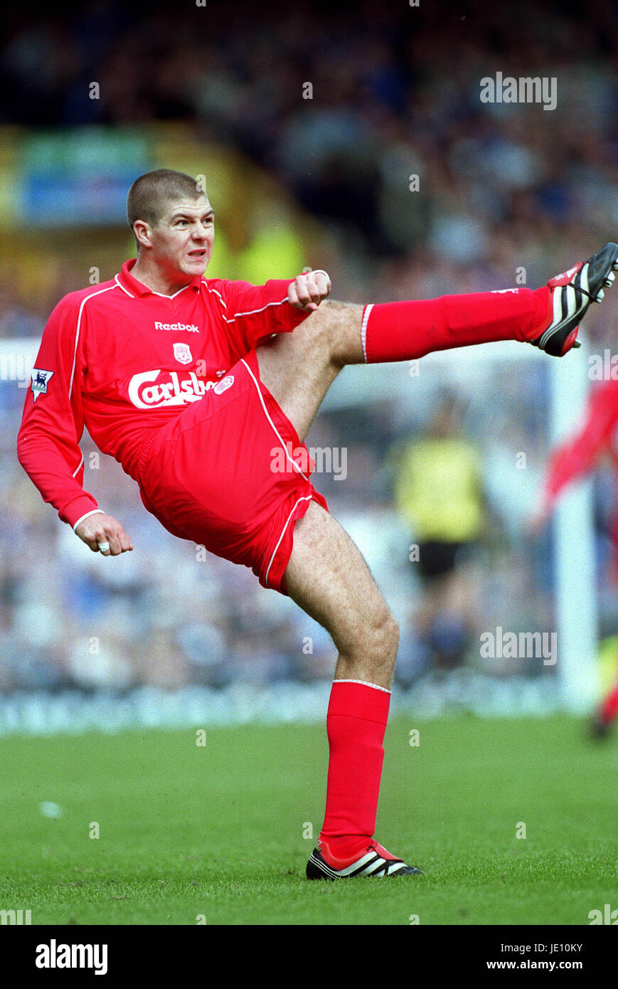 STEVEN GERRARD, LIVERPOOL FC, EVERTON V LIVERPOOL, 2001 Stock Photo - Alamy