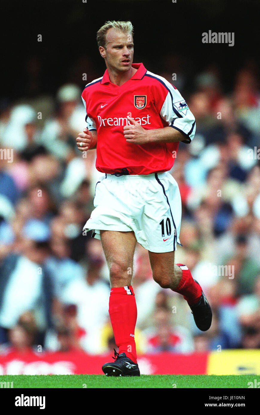 Bergkamp arsenal 2001 hi-res stock photography and images - Alamy