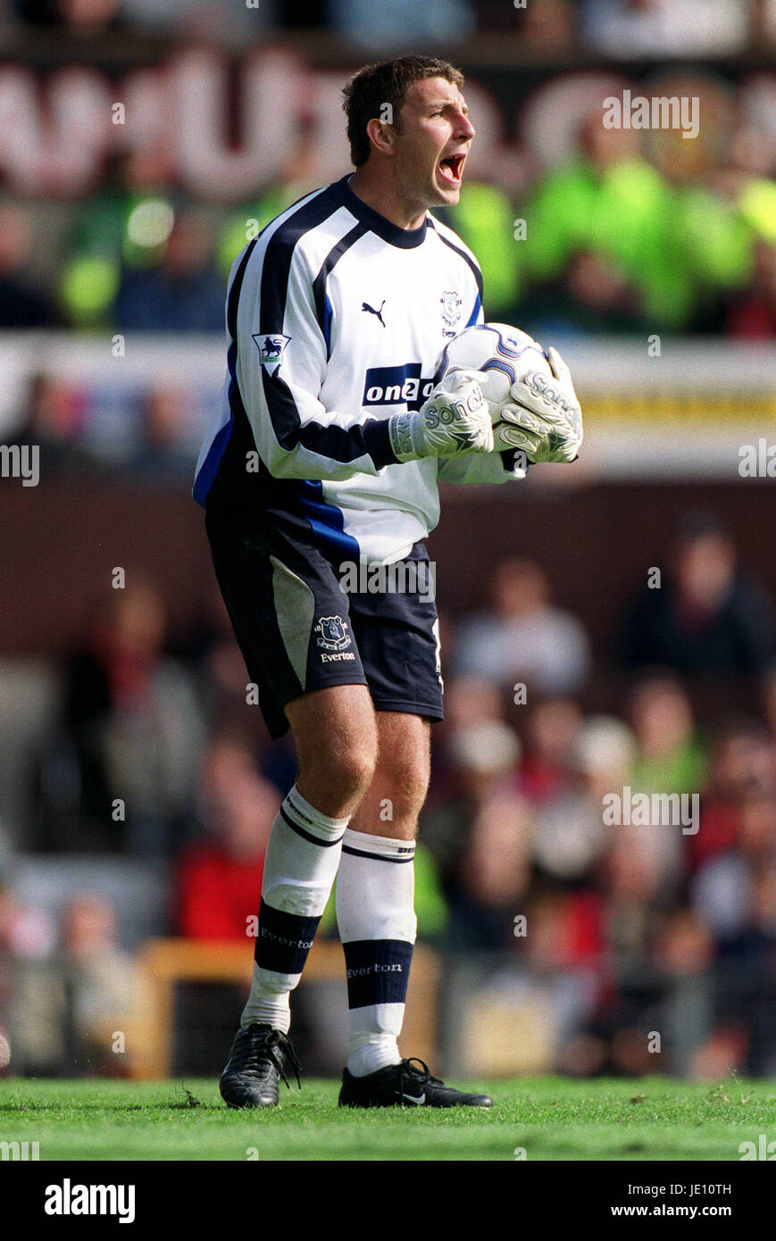 PAUL GERRARD EVERTON FC OLD TRAFFORD MANCHESTER 08 September 2001 Stock ...