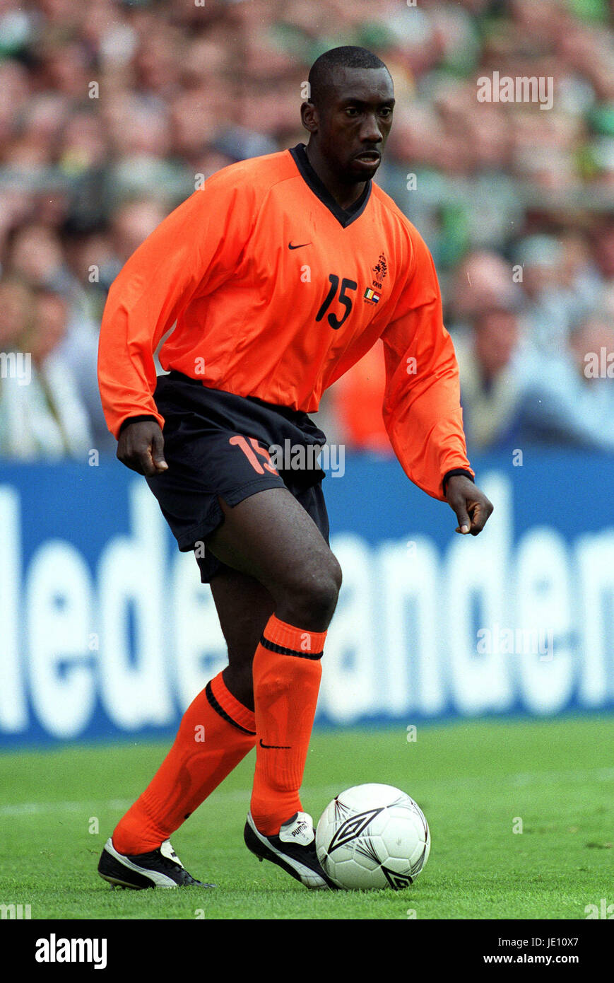 JIMMY FLOYD HASSELBAINK HOLLAND & CHELSEA FC LANSDOWNE ROAD DUBLIN ...