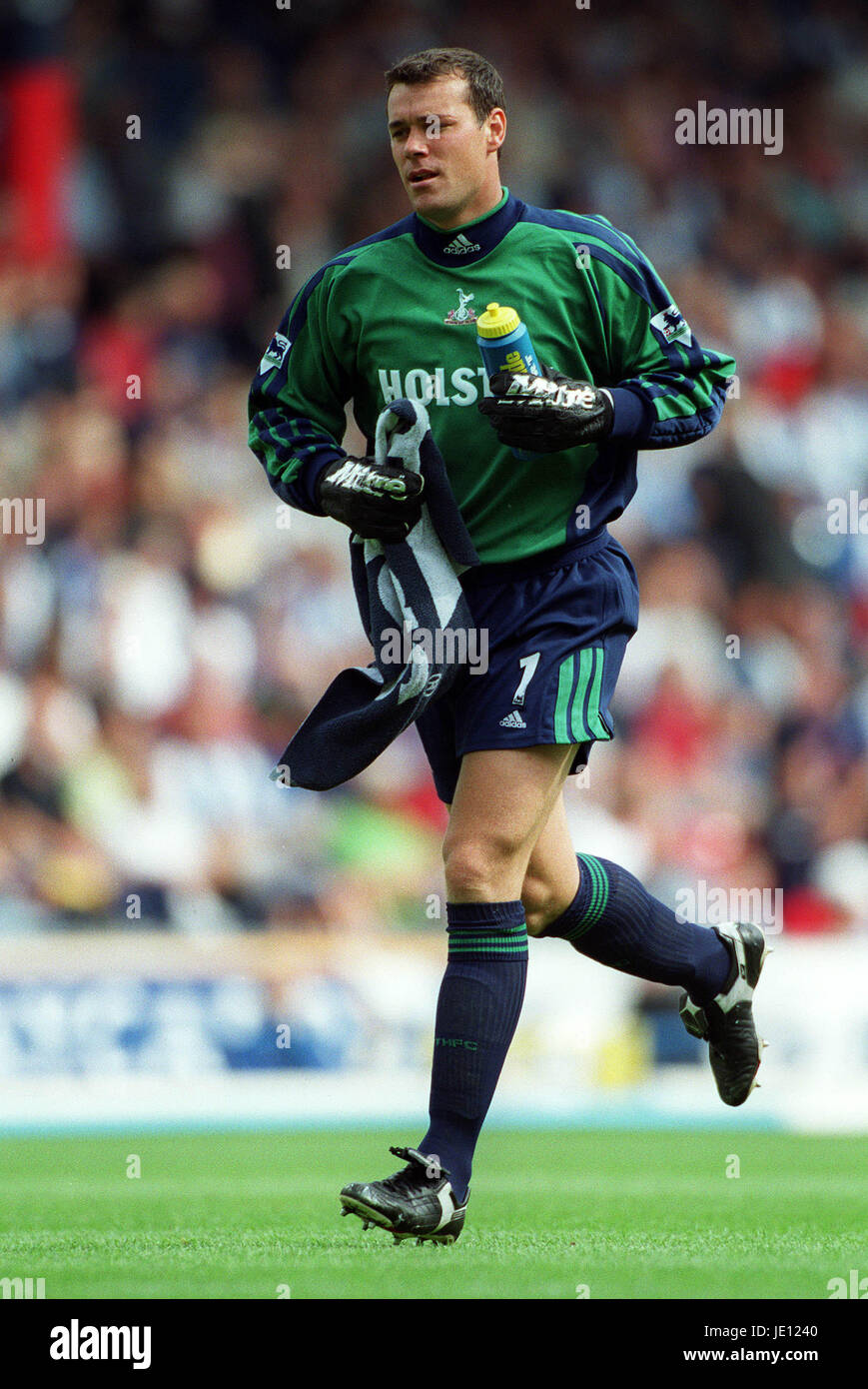 NEIL SULLIVAN TOTTENHAM HOTSPUR FC 25 August 2001 Stock Photo - Alamy