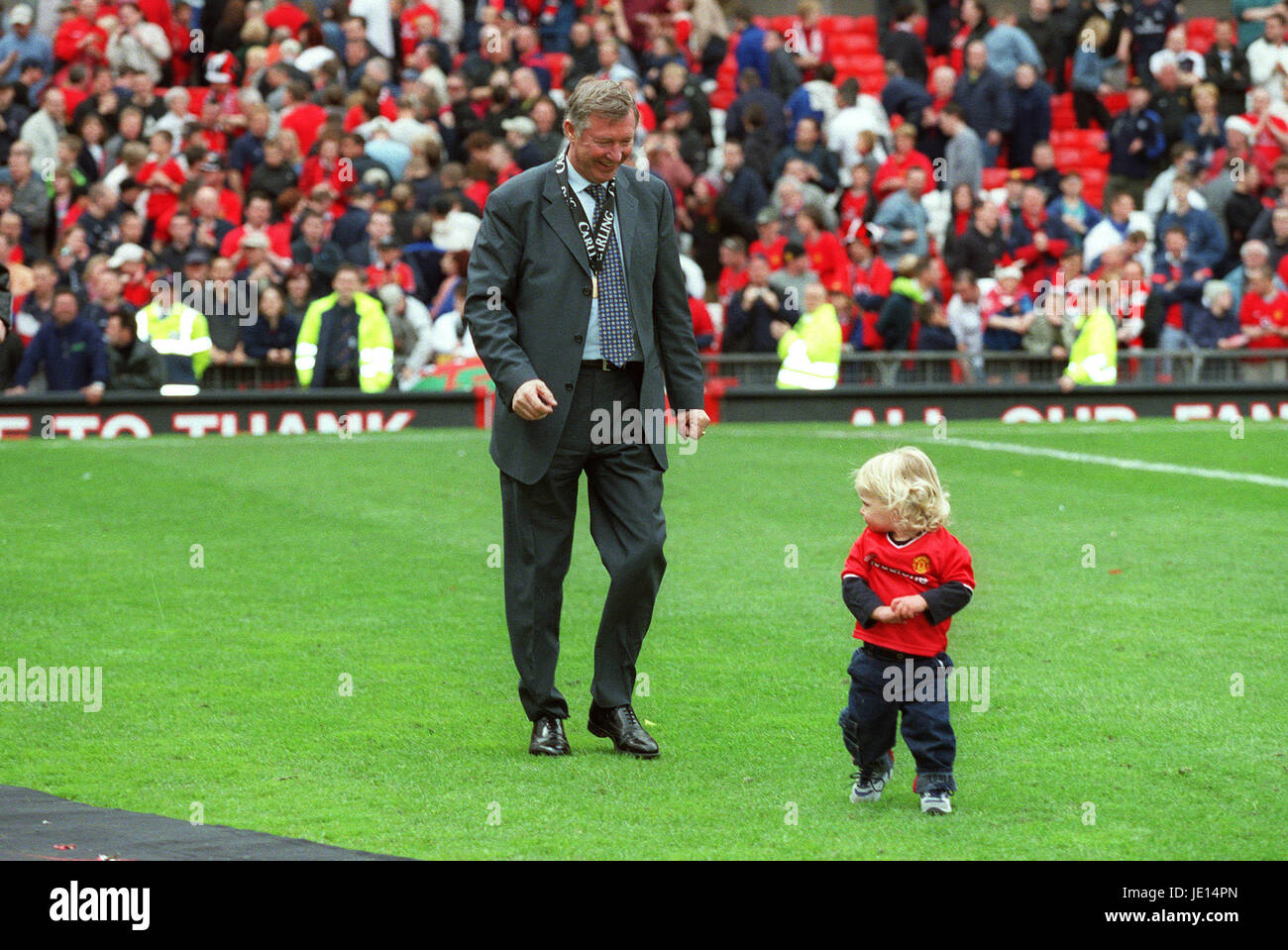 Alex ferguson manchester united trophy hi-res stock photography and ...