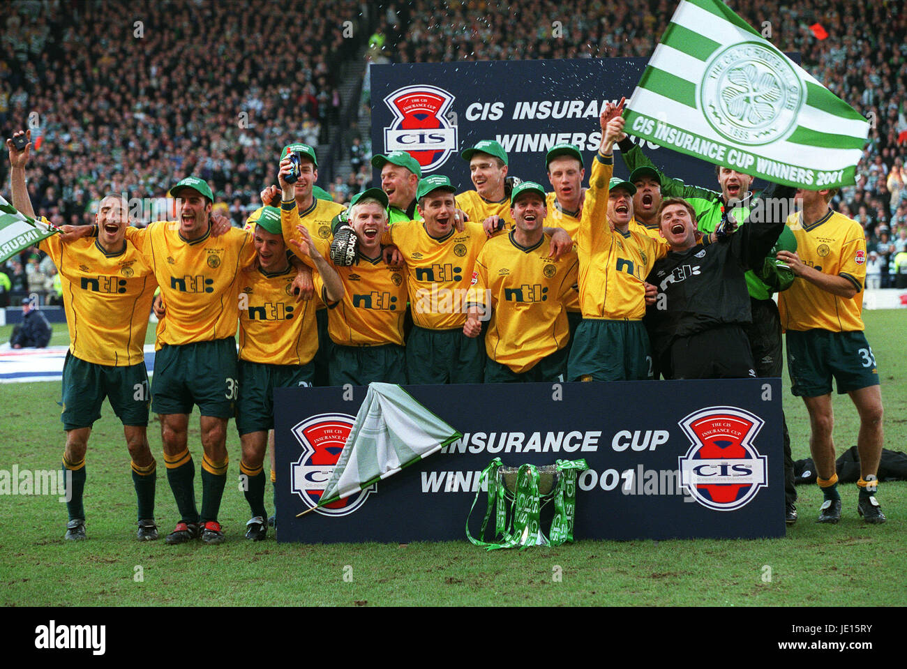 THE CELTIC TEAM CELEBRATE WIN KILMARNOCK V CELTIC GLASGOW HAMPDEN PARK ...