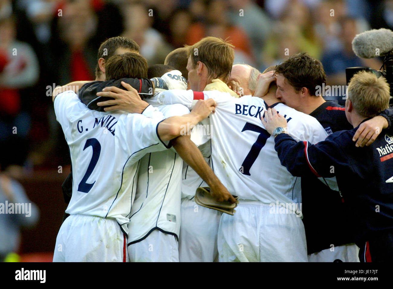 BECKHAM & ENGLAND PLAYERS ENGLAND V GREECE OLD TRAFFORD MANCHESTER 06 ...