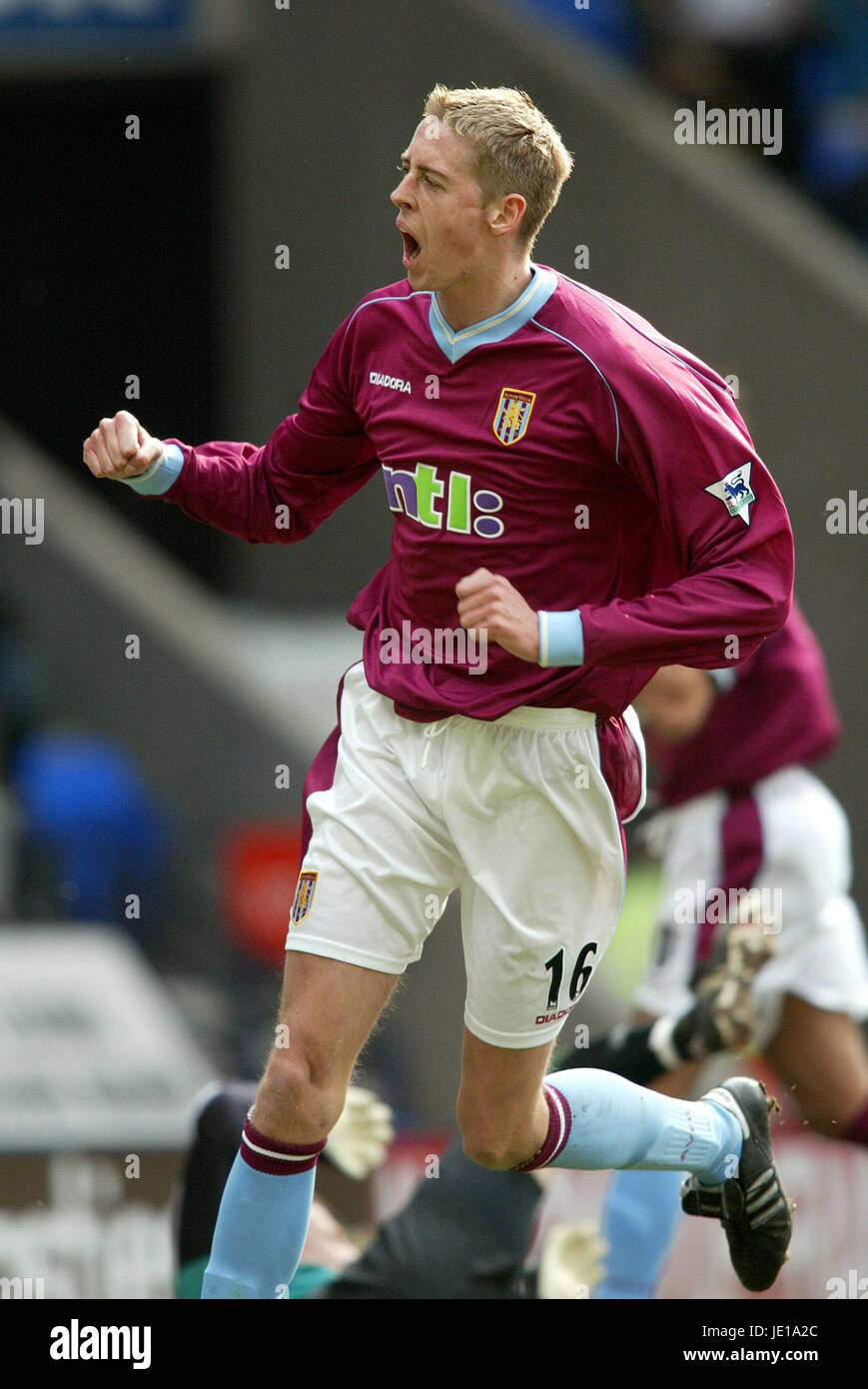 PETER CROUCH ASTON VILLA FC REEBOK STADIUM BOLTON 30 March 2002 Stock ...